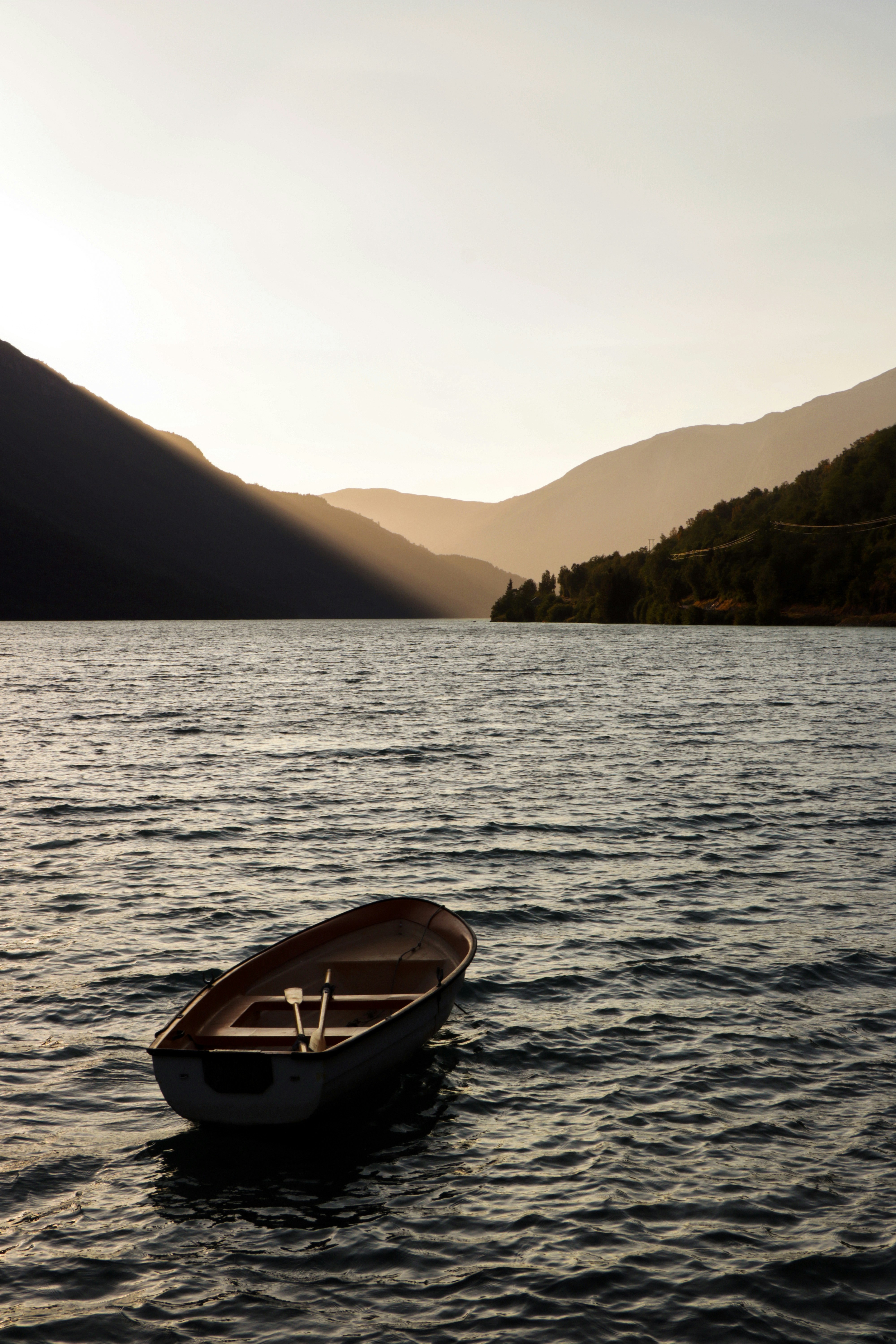 A small boat floating on top of a lake photo – Free Boat Image on Unsplash