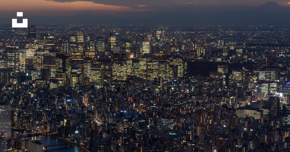 建物の上から見た夜の街並みの写真 Unsplashの無料東京写真