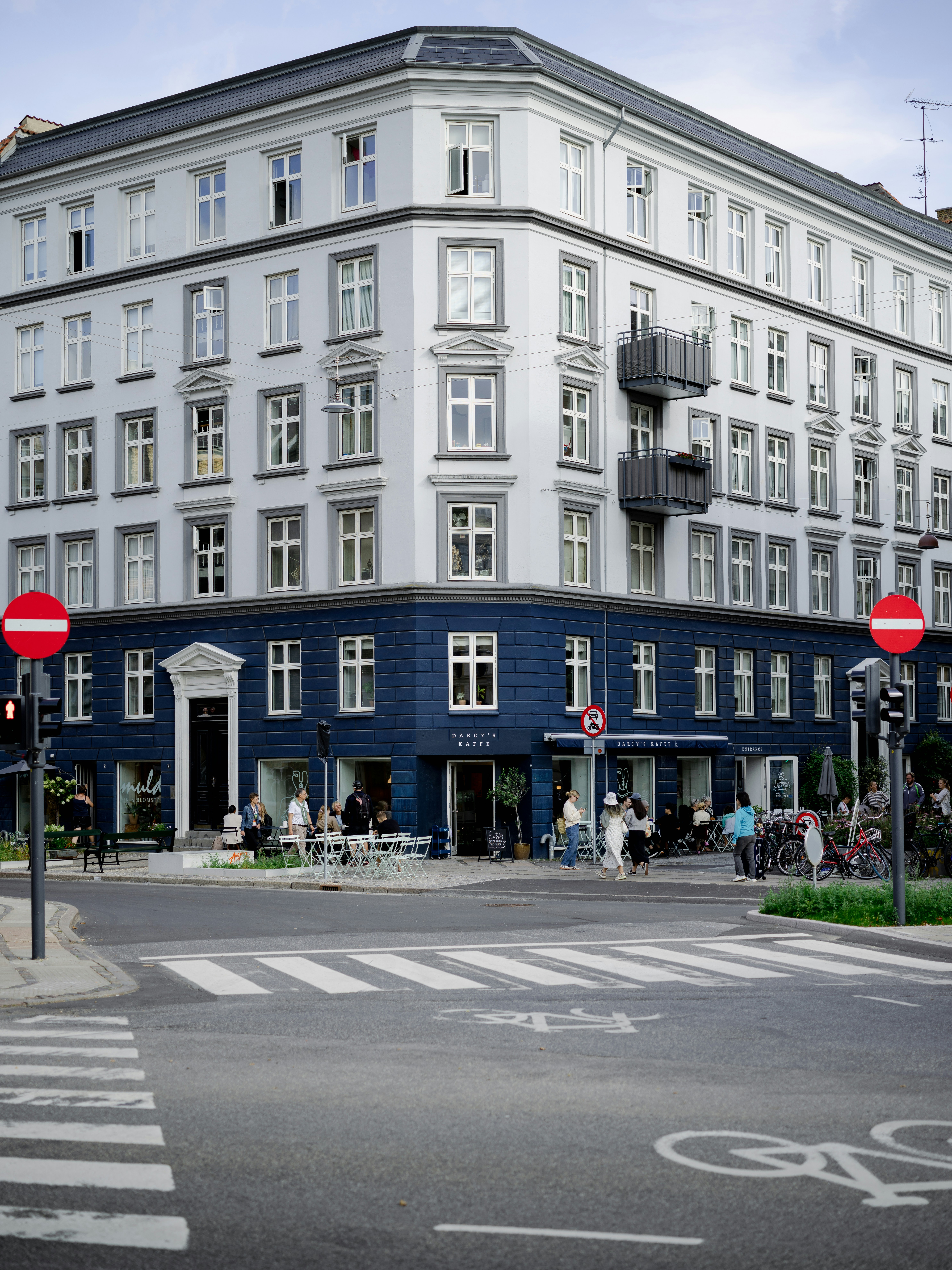 Corner Café Pulse: A Two-Tone Facade Framed by Street Life