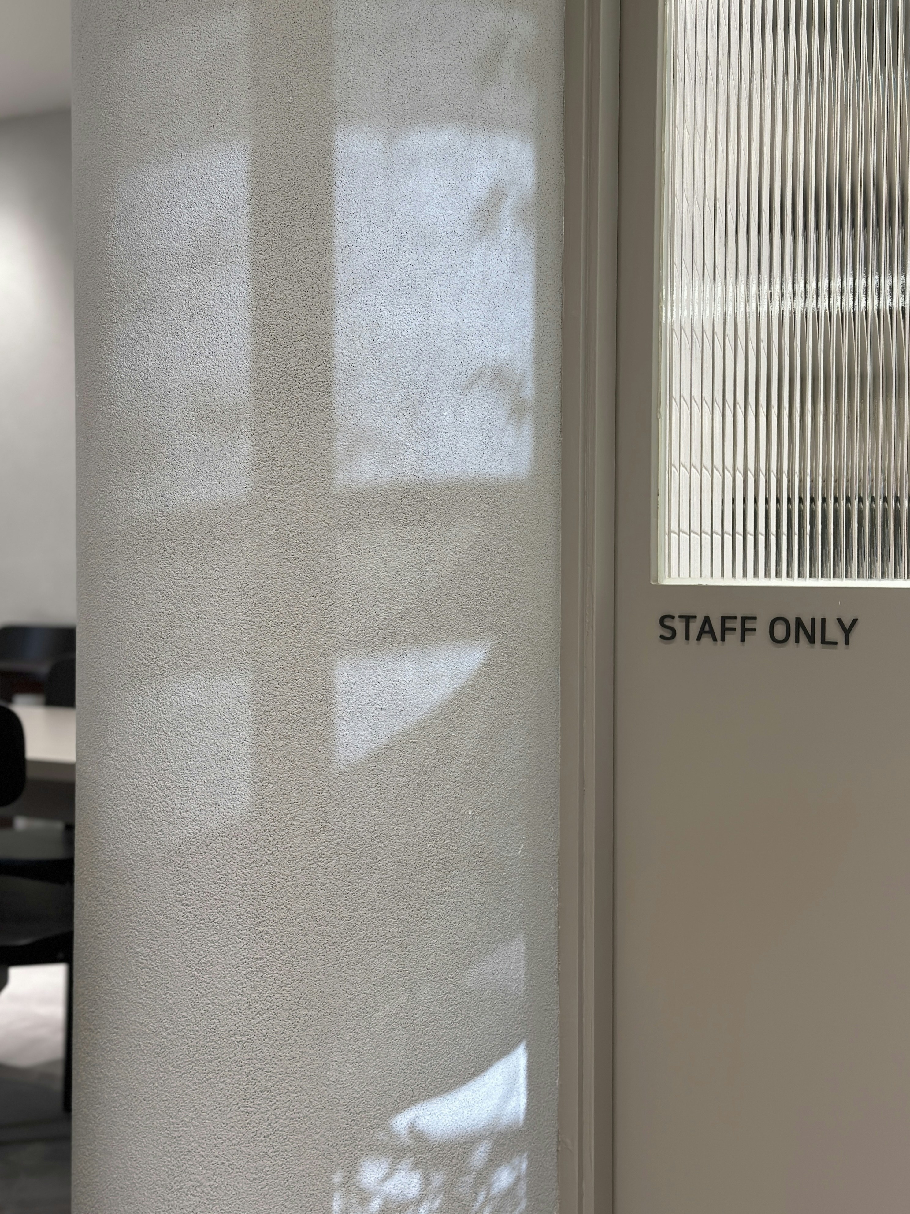 Foto Una pared blanca con un letrero que dice solo personal – Imagen ...