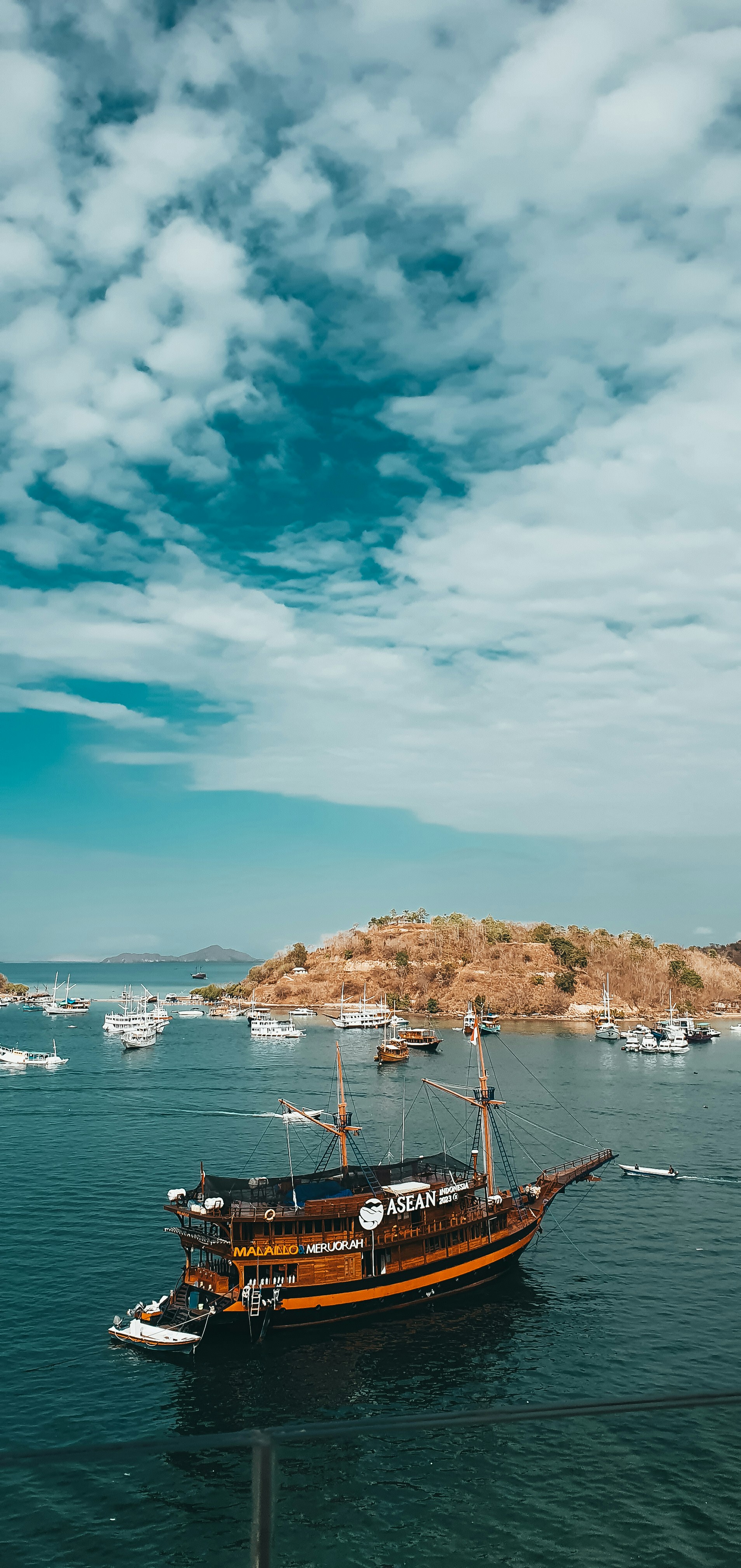 A boat floating on top of a body of water photo – Free Labuan bajo ...