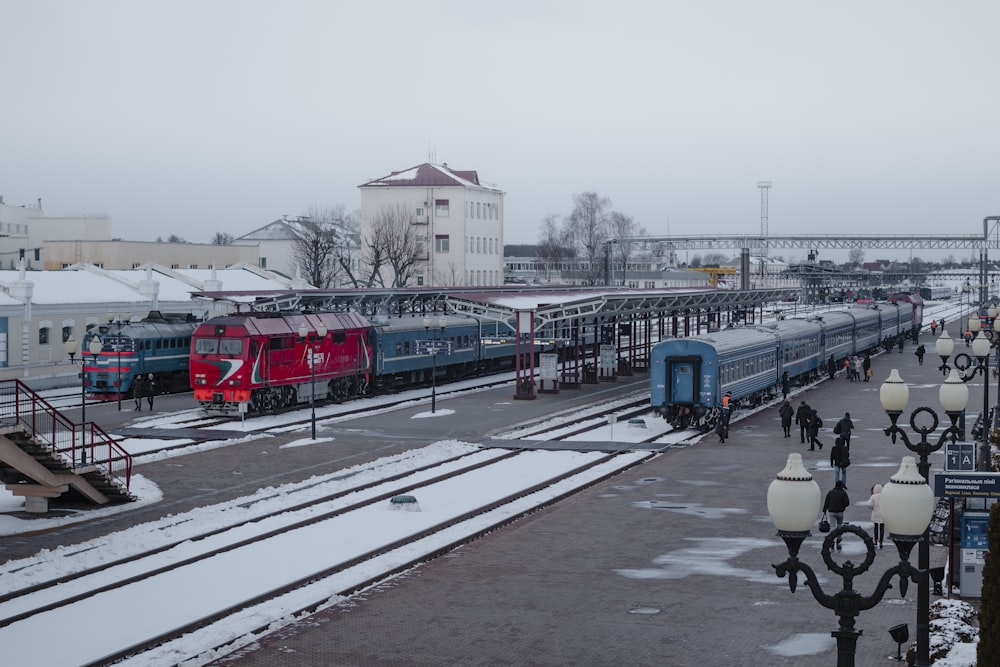 Une gare avec plusieurs trains sur les rails photo – Photo Biélorussie ... Une gare avec plusieurs trains sur les rails photo – Photo Biélorussie ...