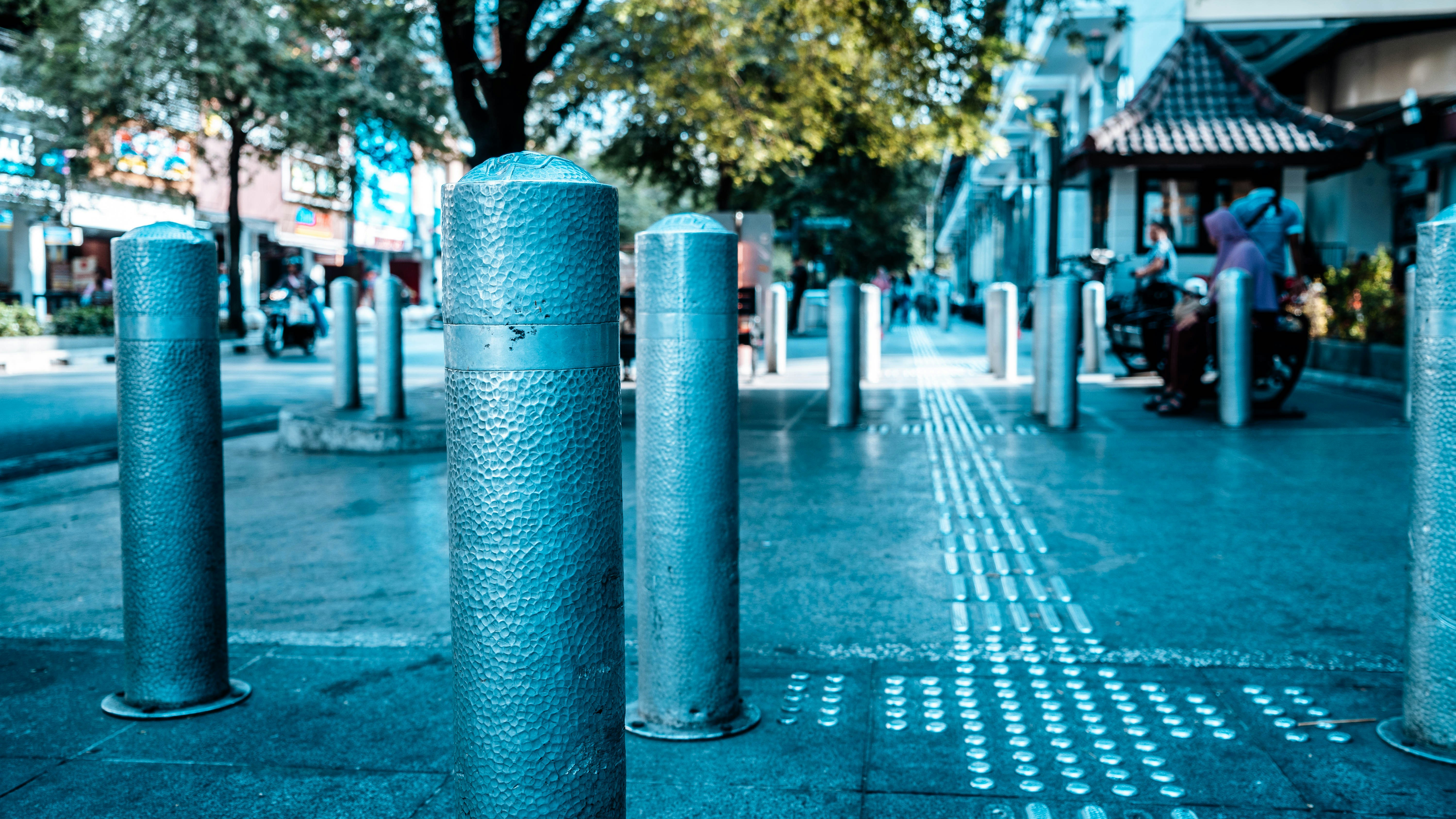 Il y a trois poteaux qui sont sur le trottoir photo – Image gratuite de ...