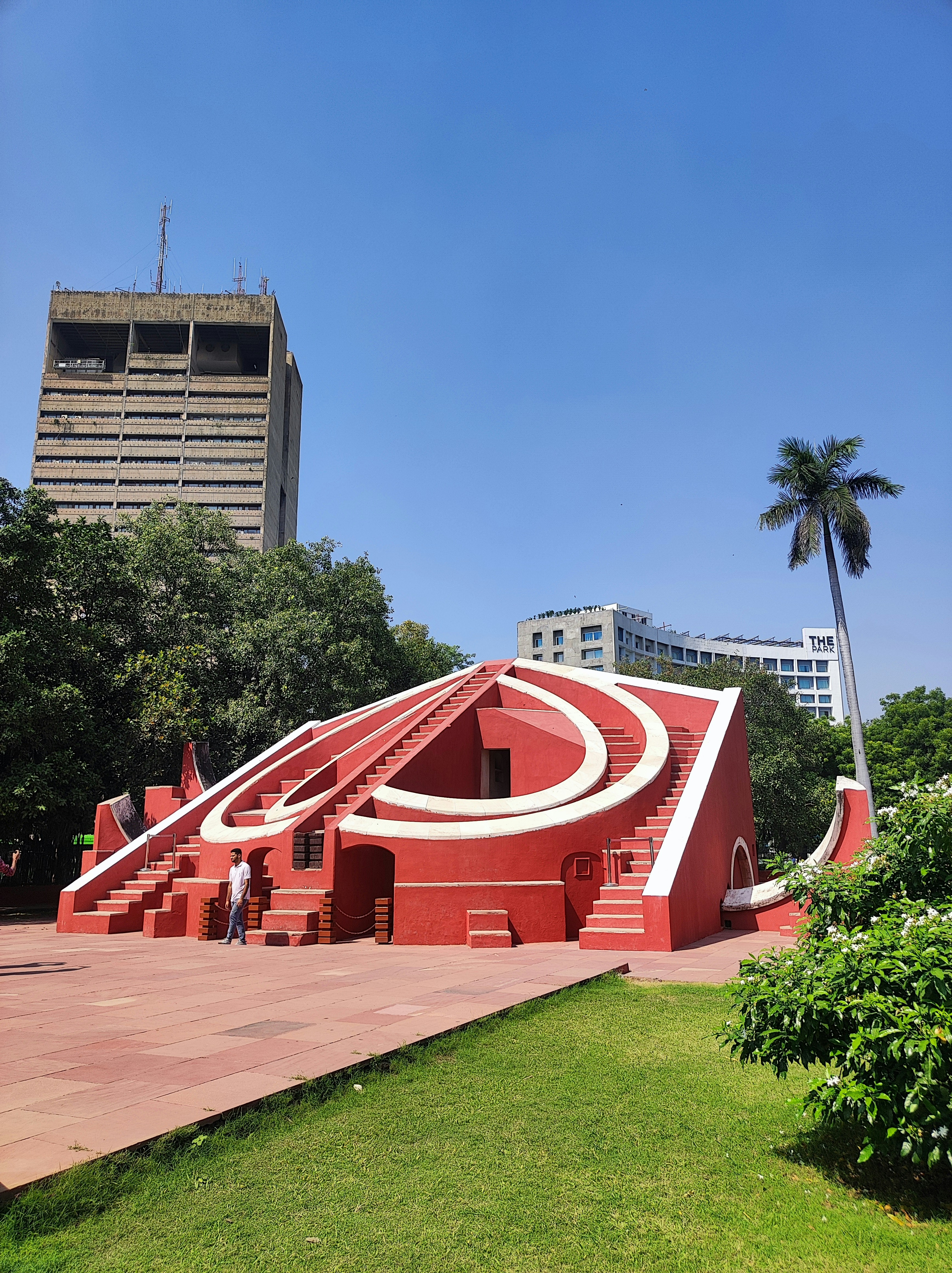Un edificio rojo con una escalera de caracol frente a él foto – Imagen de Edificio gratuita en ...