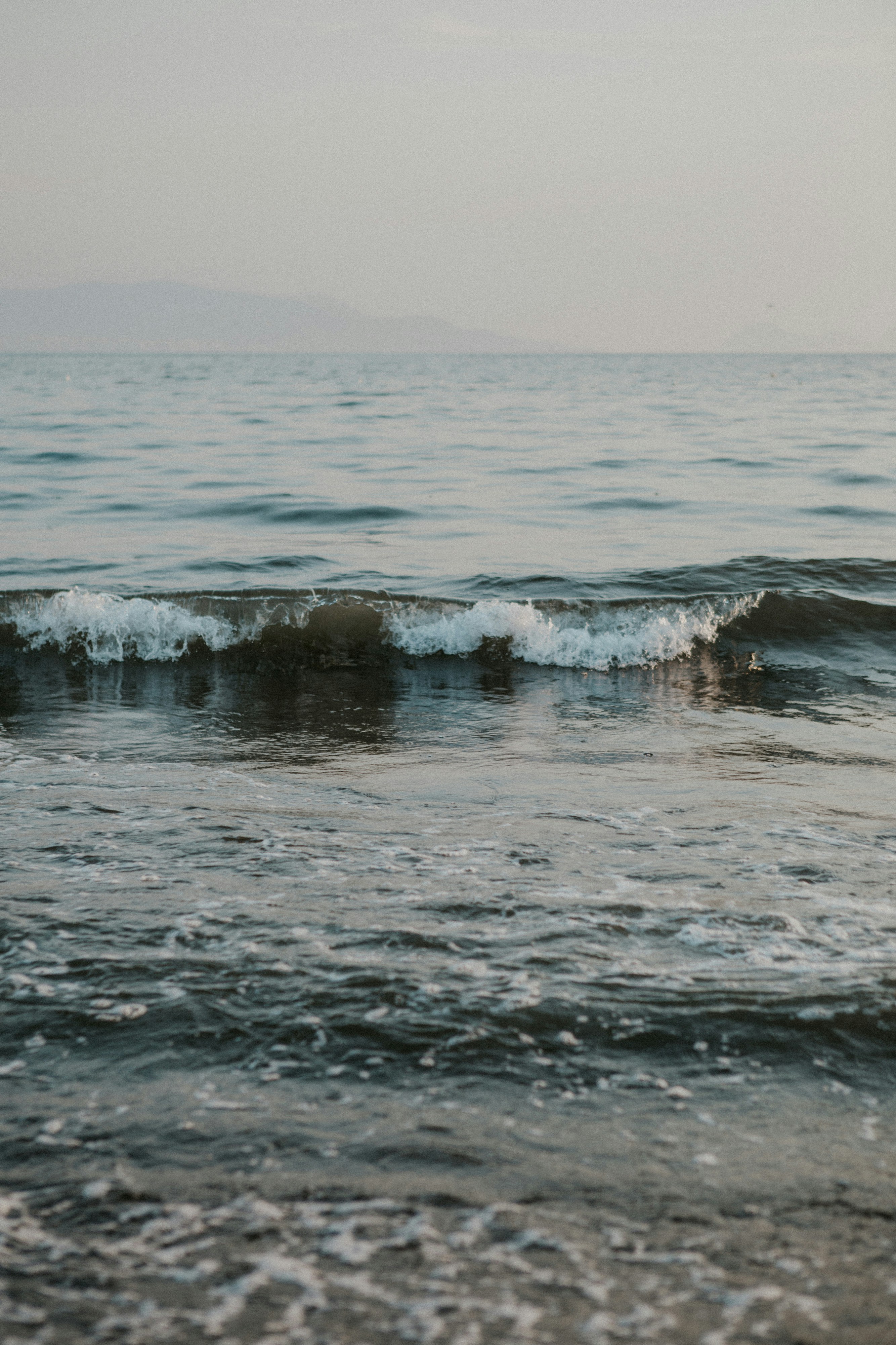 A wave is coming in to the shore photo – Free Sea Image on Unsplash