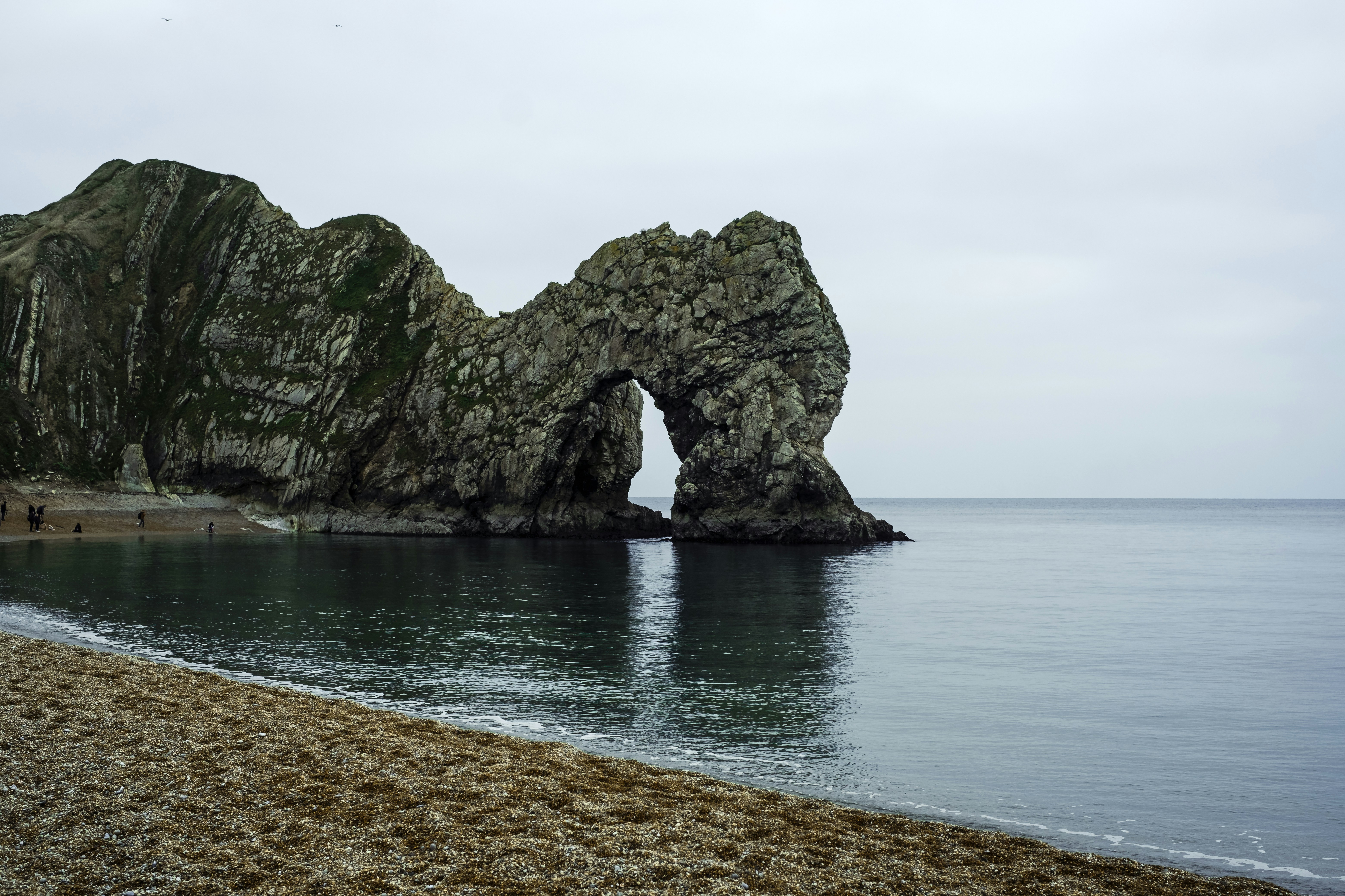 Une grande formation rocheuse au milieu d’un plan d’eau photo – Photo ...