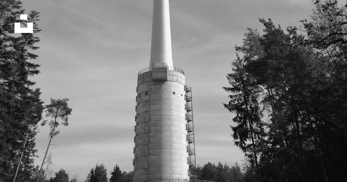 Foto Zum Thema Ein Schwarz Weiß Foto Einer Windkraftanlage