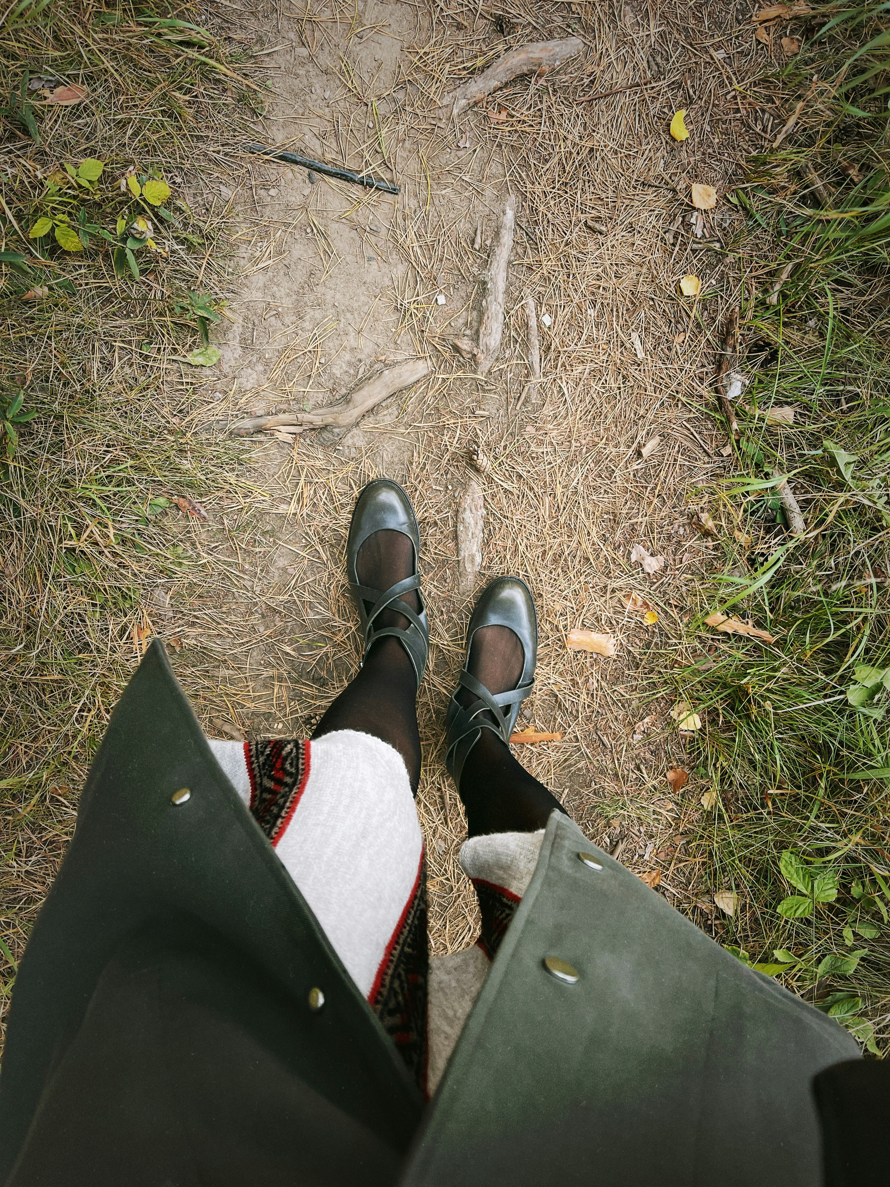 A person standing in the grass with their legs crossed photo – Free ...