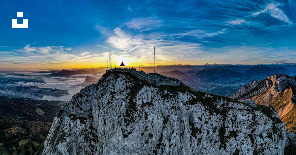 산 꼭대기에 서 있는 사람 사진 Unsplash의 무료 필라투스pilatus 쿨름kulm 이미지