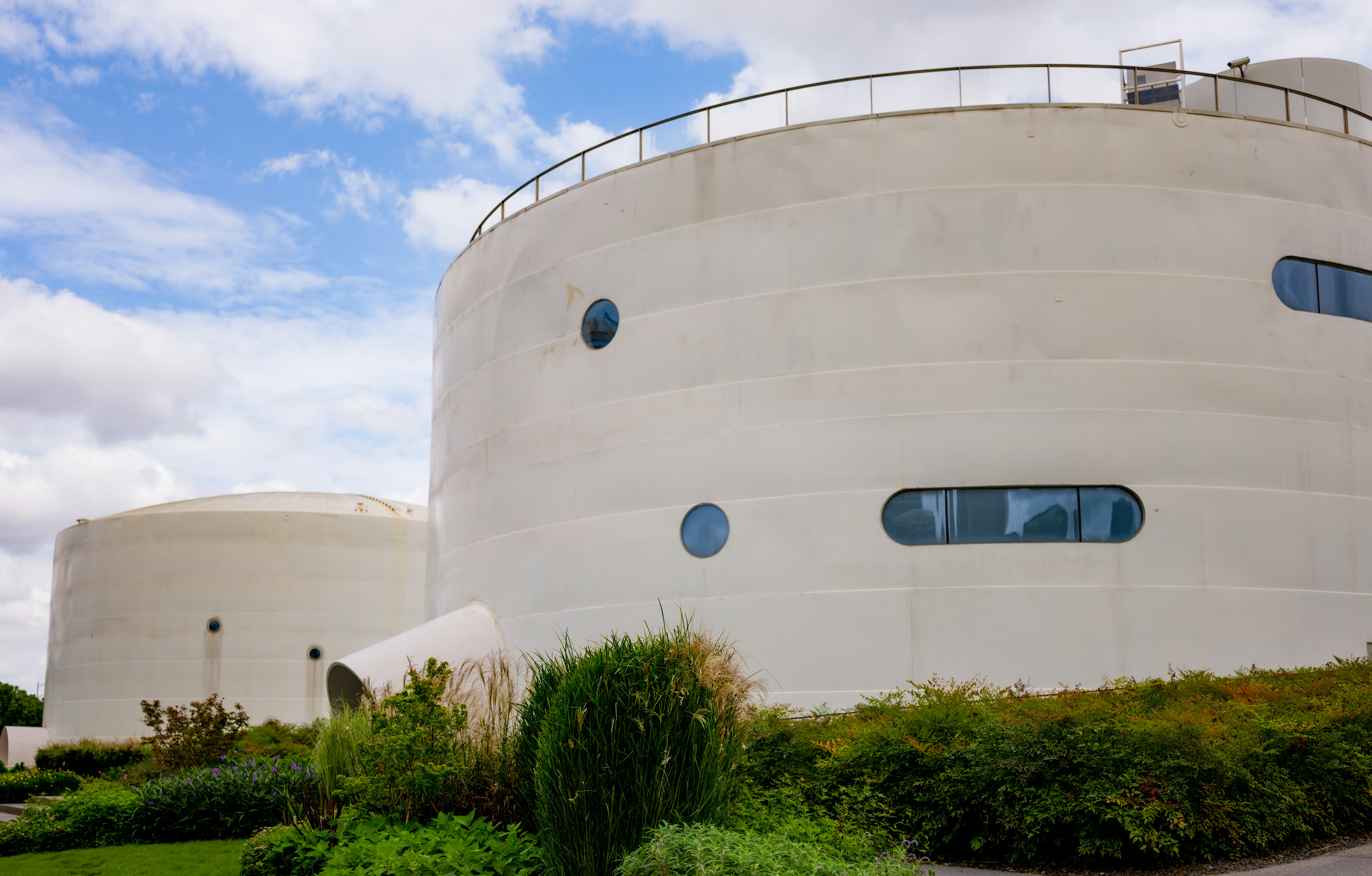 Rounded White Cylinders Under a Clear Sky: A Modernist Structure in Bloom