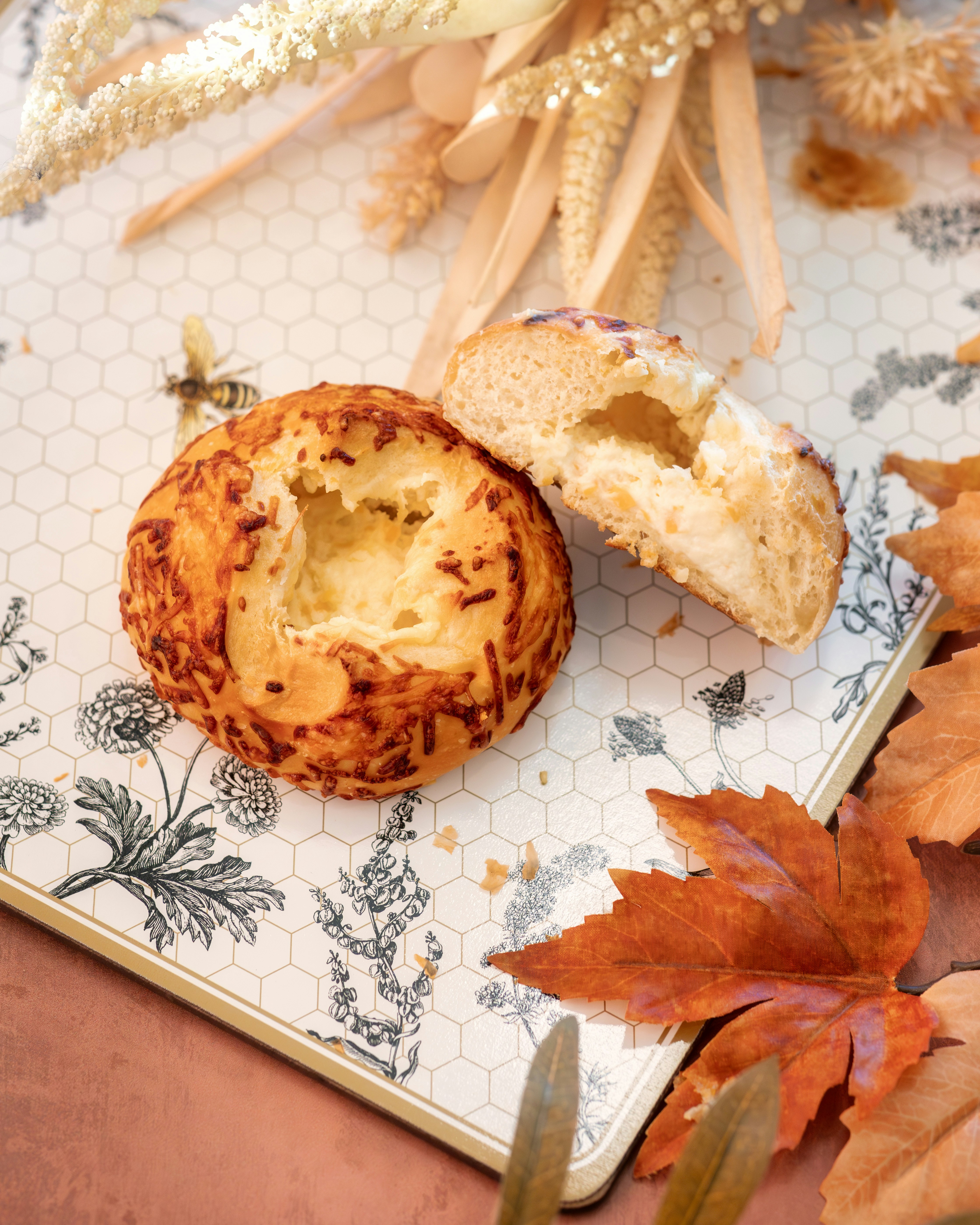 A pastry sitting on top of a white tray photo – Free Food background ...