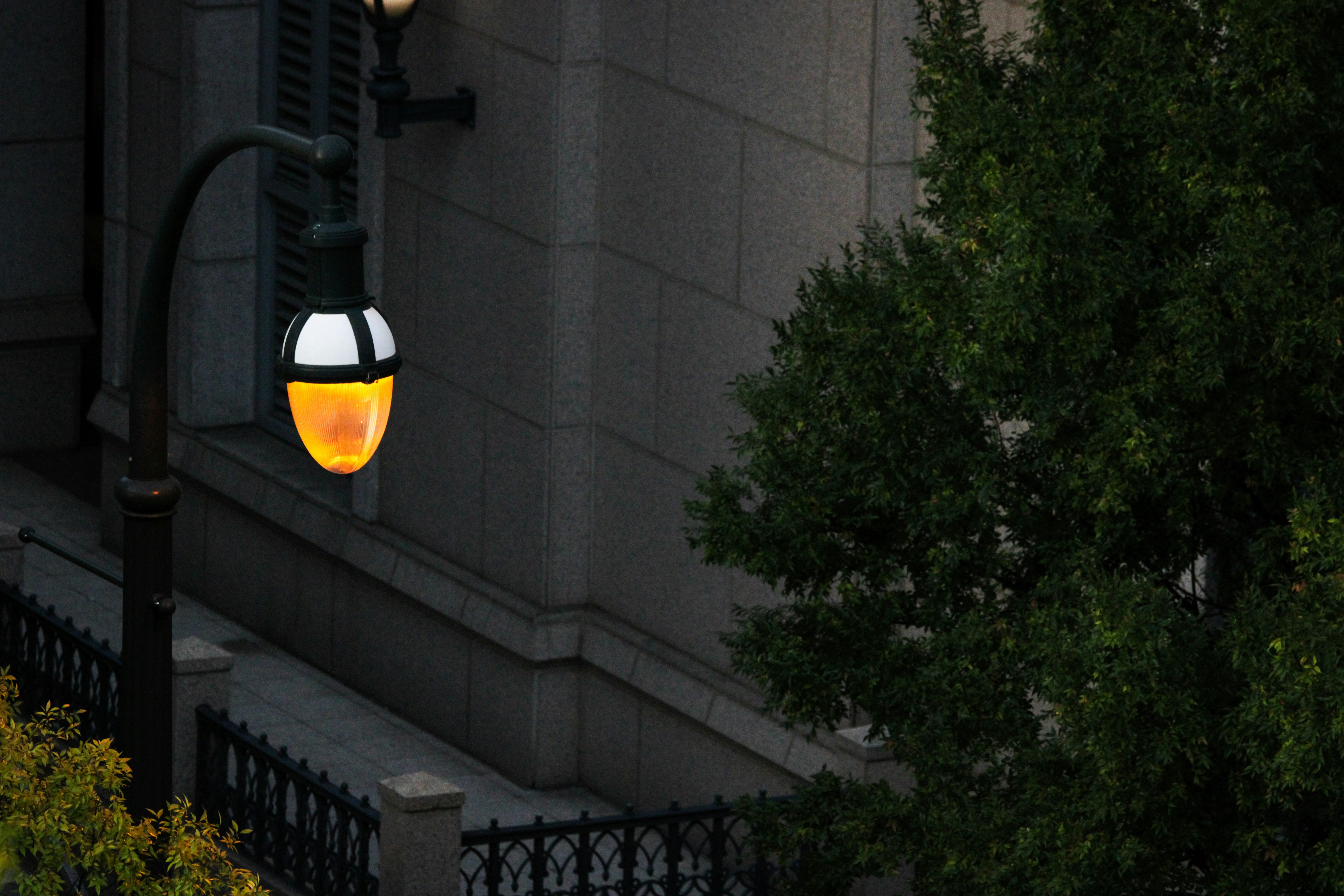 A street light with a building in the background photo – Free Lamp post ...