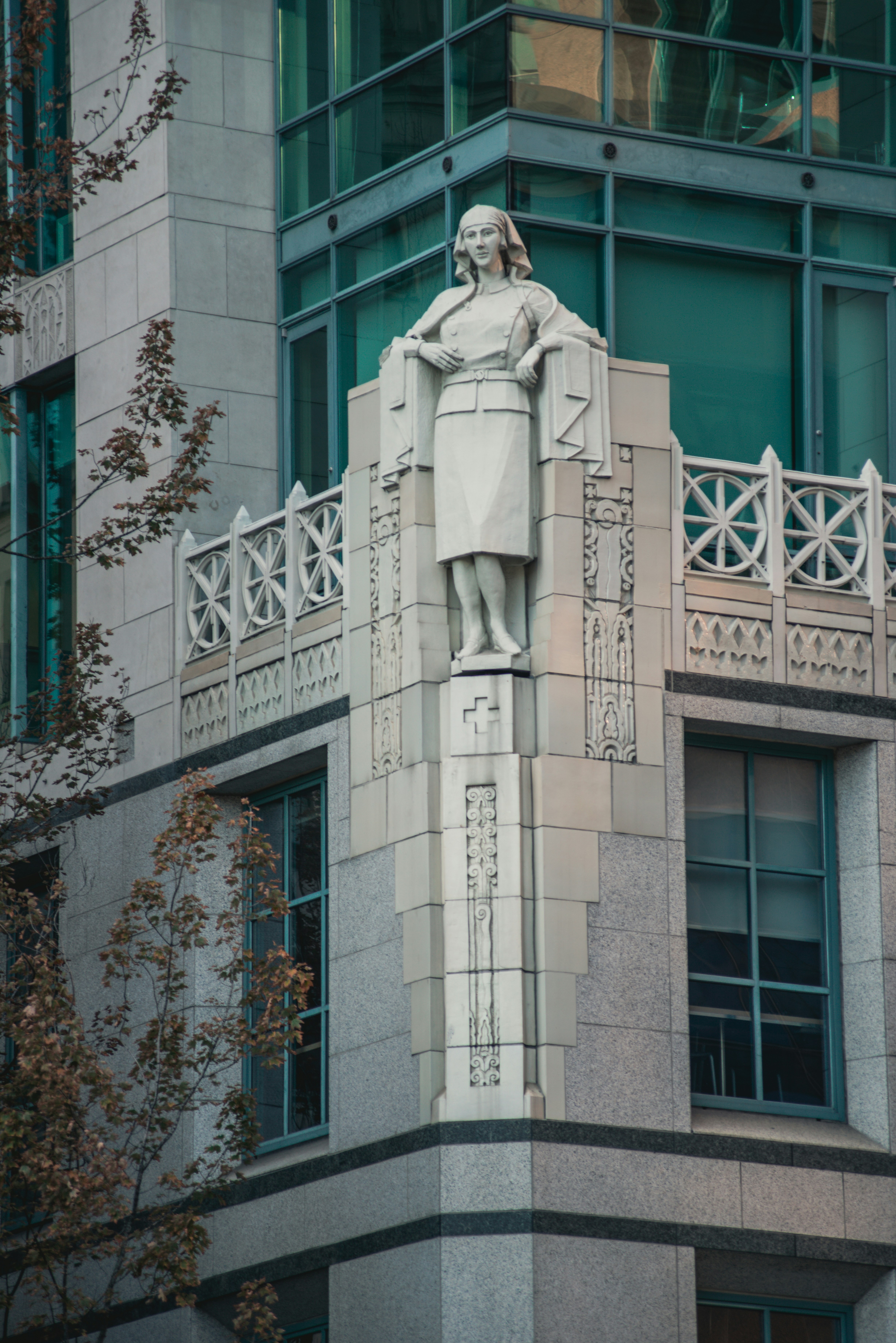 Stone Sentinel at the Corner: A Modern Facade's Quiet Guardian