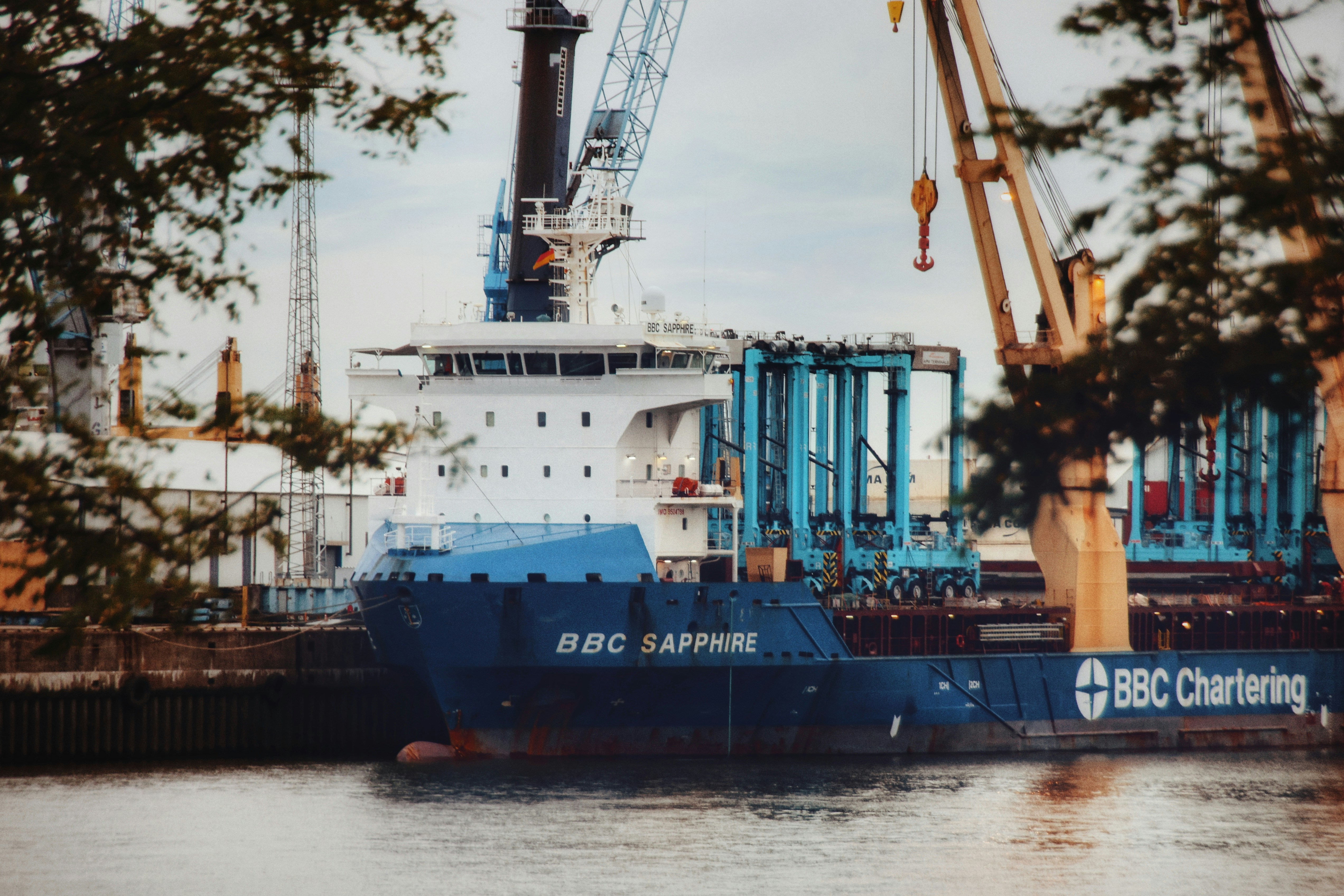 Foto Un gran bote azul en un cuerpo de agua – Imagen Deutschland gratis ...