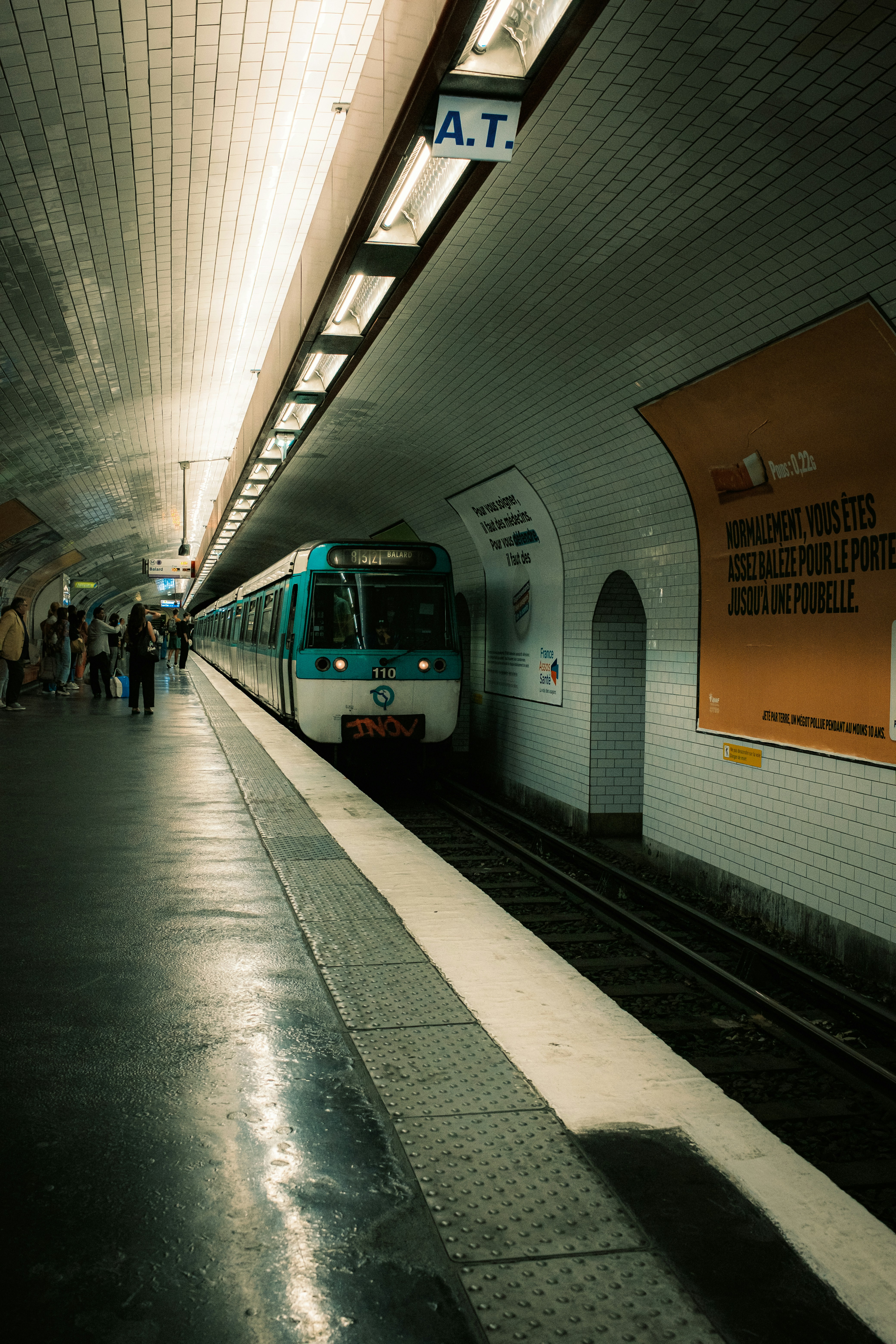Un train entrant dans une gare à côté d’un quai photo – Photo Terminal ...