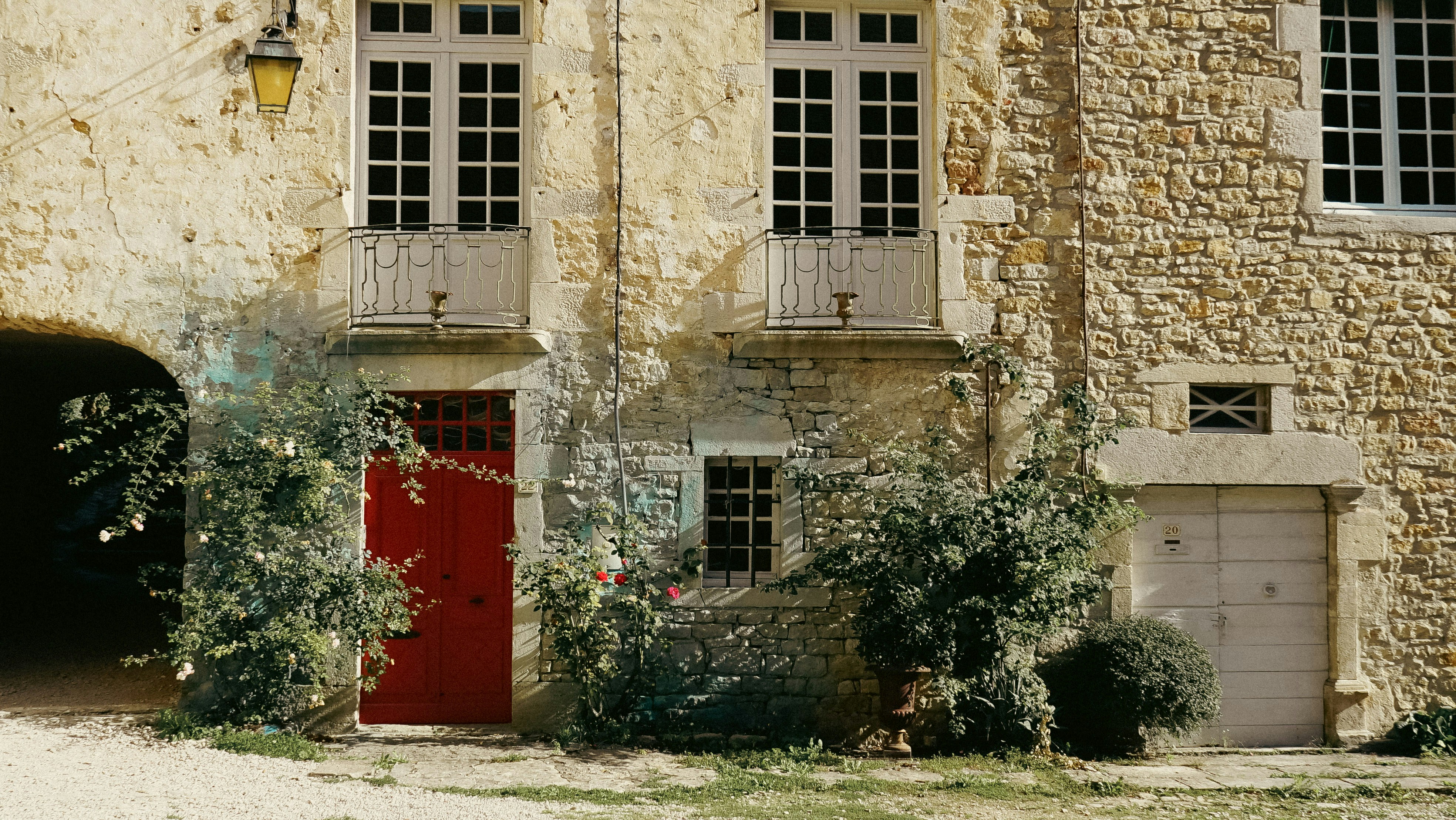 Une porte rouge devant un bâtiment en pierre photo – Photo Porte rouge ...