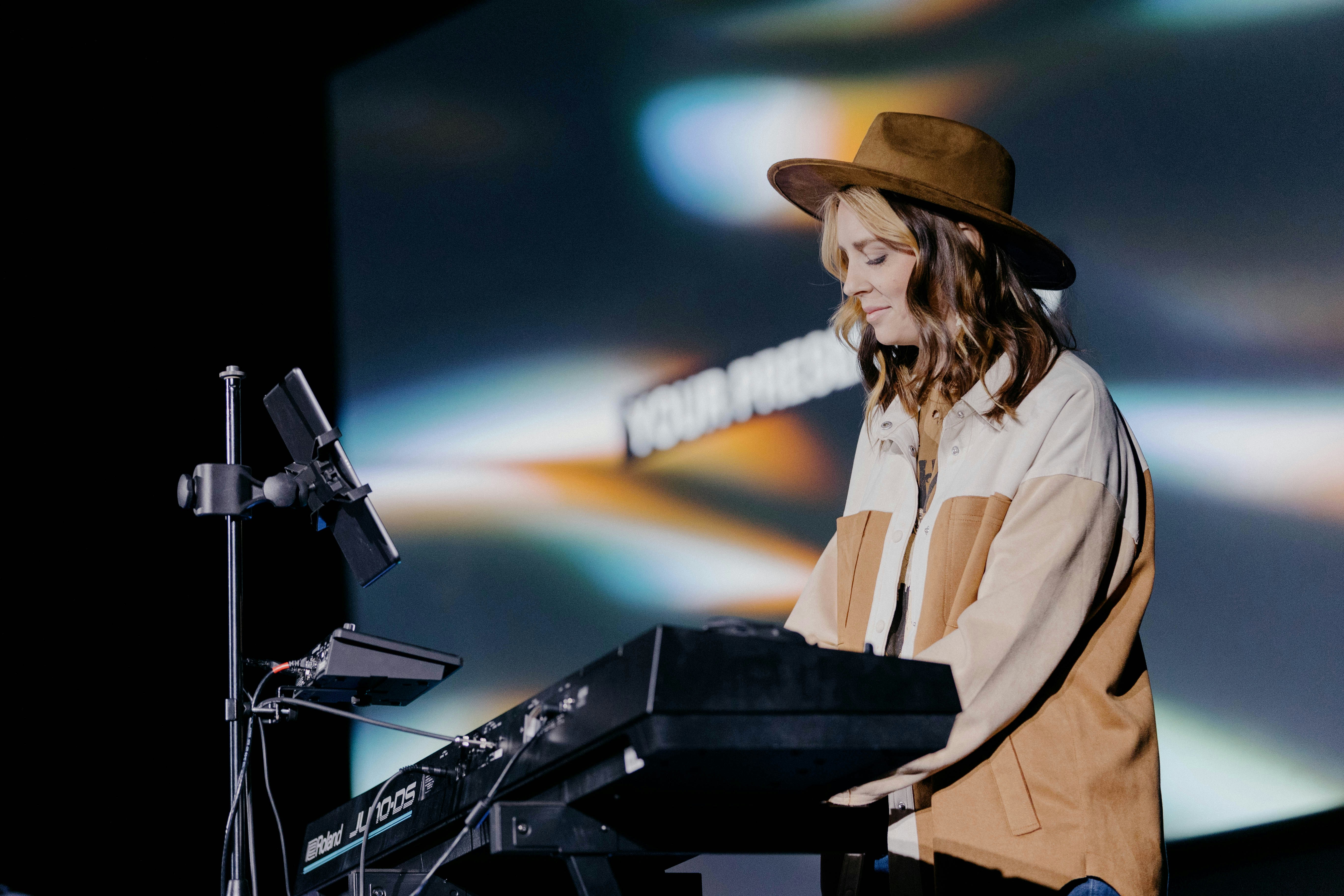 A woman in a hat is playing a keyboard photo – Free Music Image on Unsplash