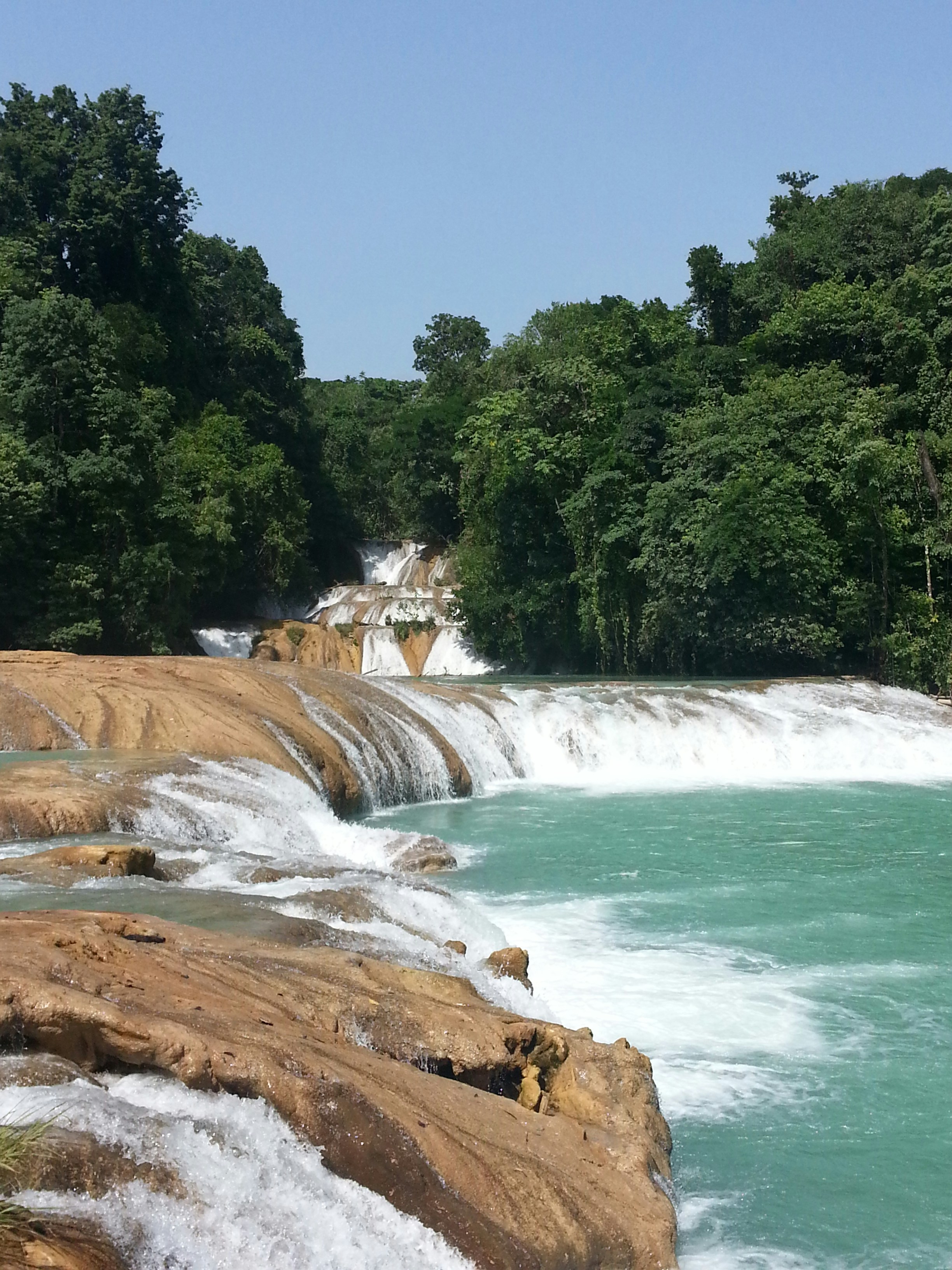 Foto Un río con una cascada en medio – Imagen Agua Azul gratis en Unsplash