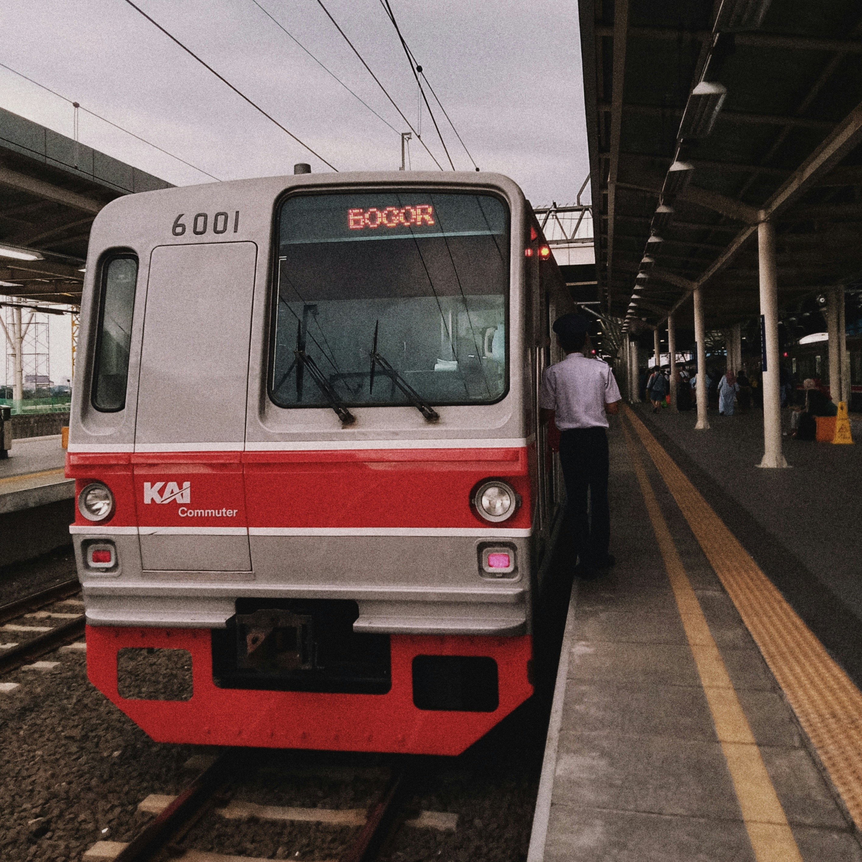 A red and white train pulling into a train station photo – Free Train Image on Unsplash