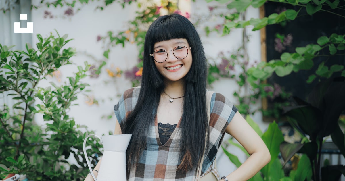 긴 검은 머리와 안경을 쓴 여자가 가방을 들고 있다 사진 Unsplash의 무료 베트남 이미지