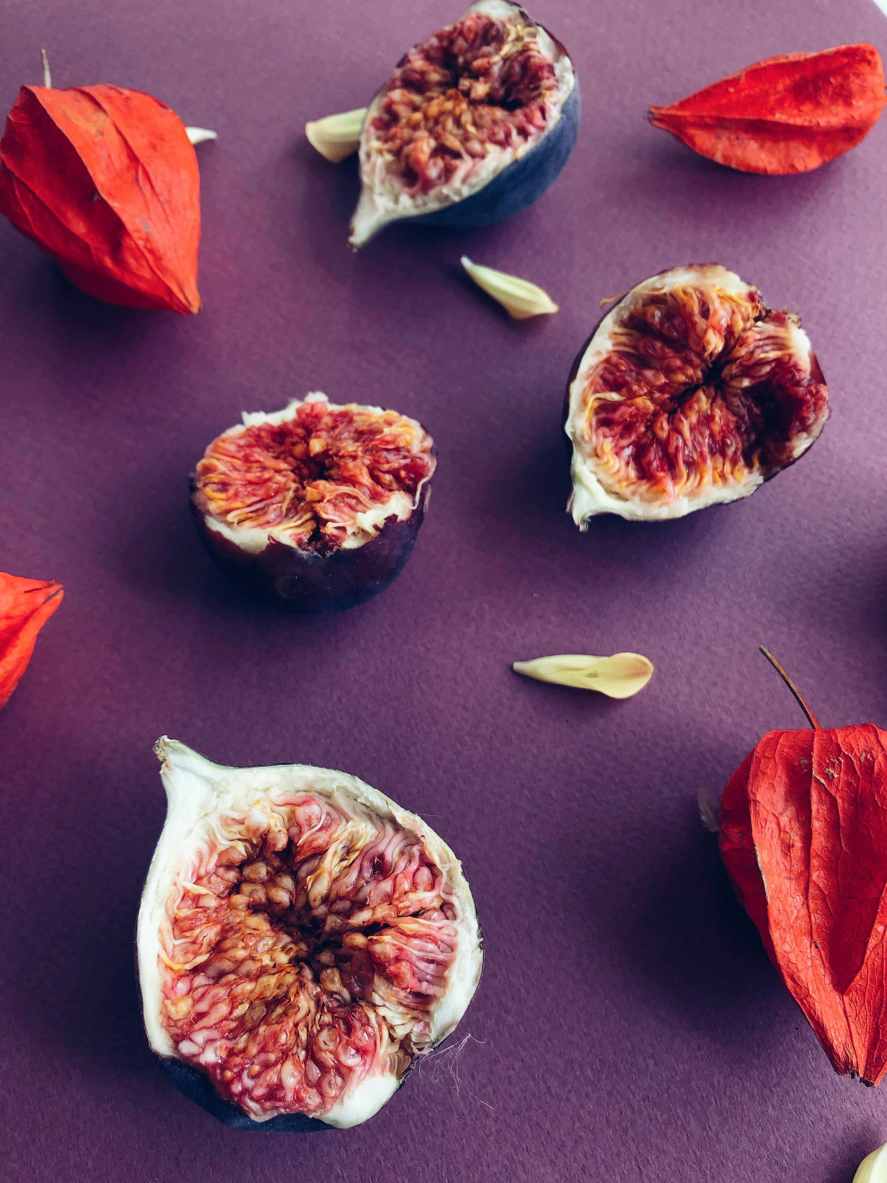 Un bouquet de fruits assis sur une surface violette photo – Photo ...