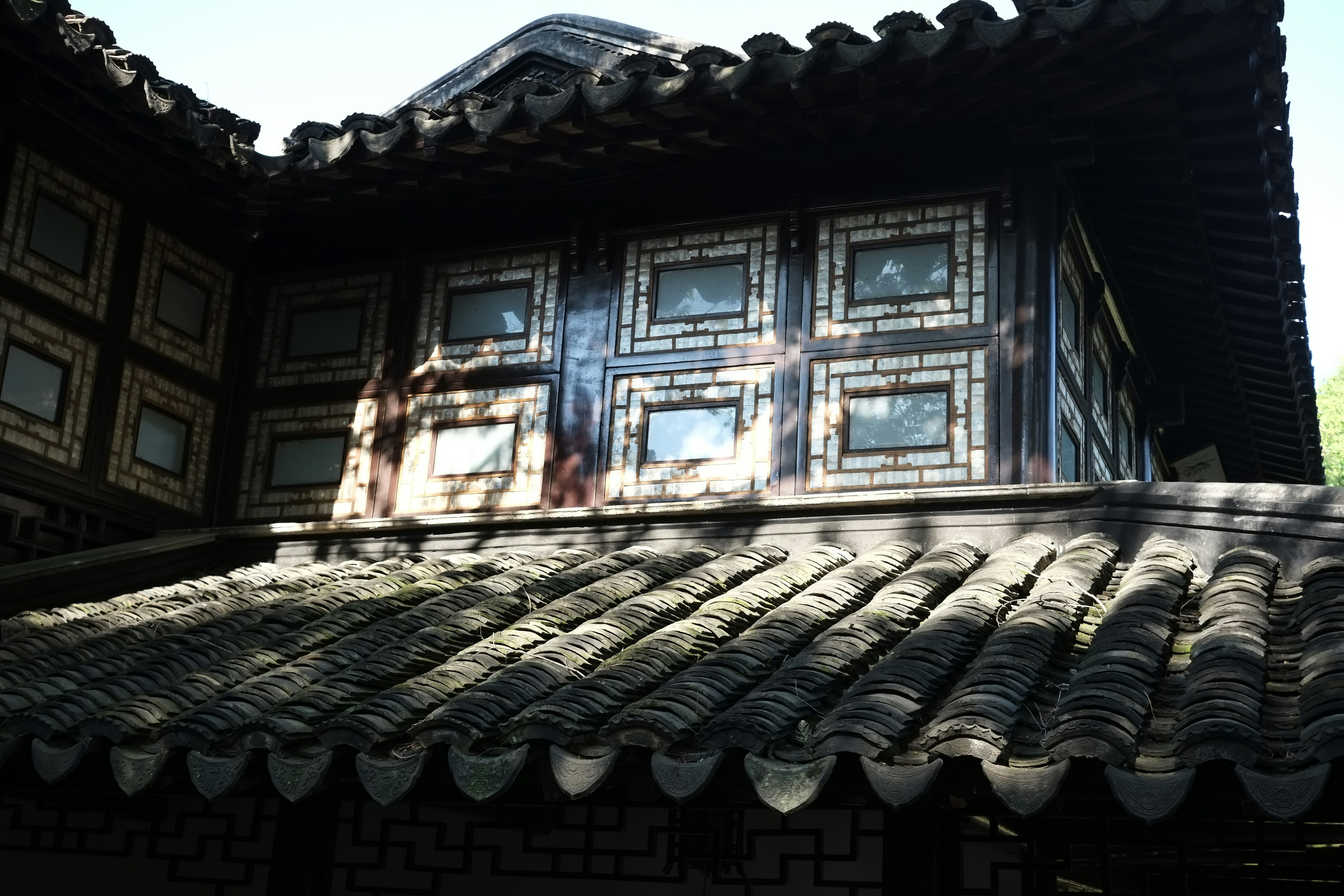 Un edificio con techo de tejas y ventanas foto – Imagen de Edificio ...