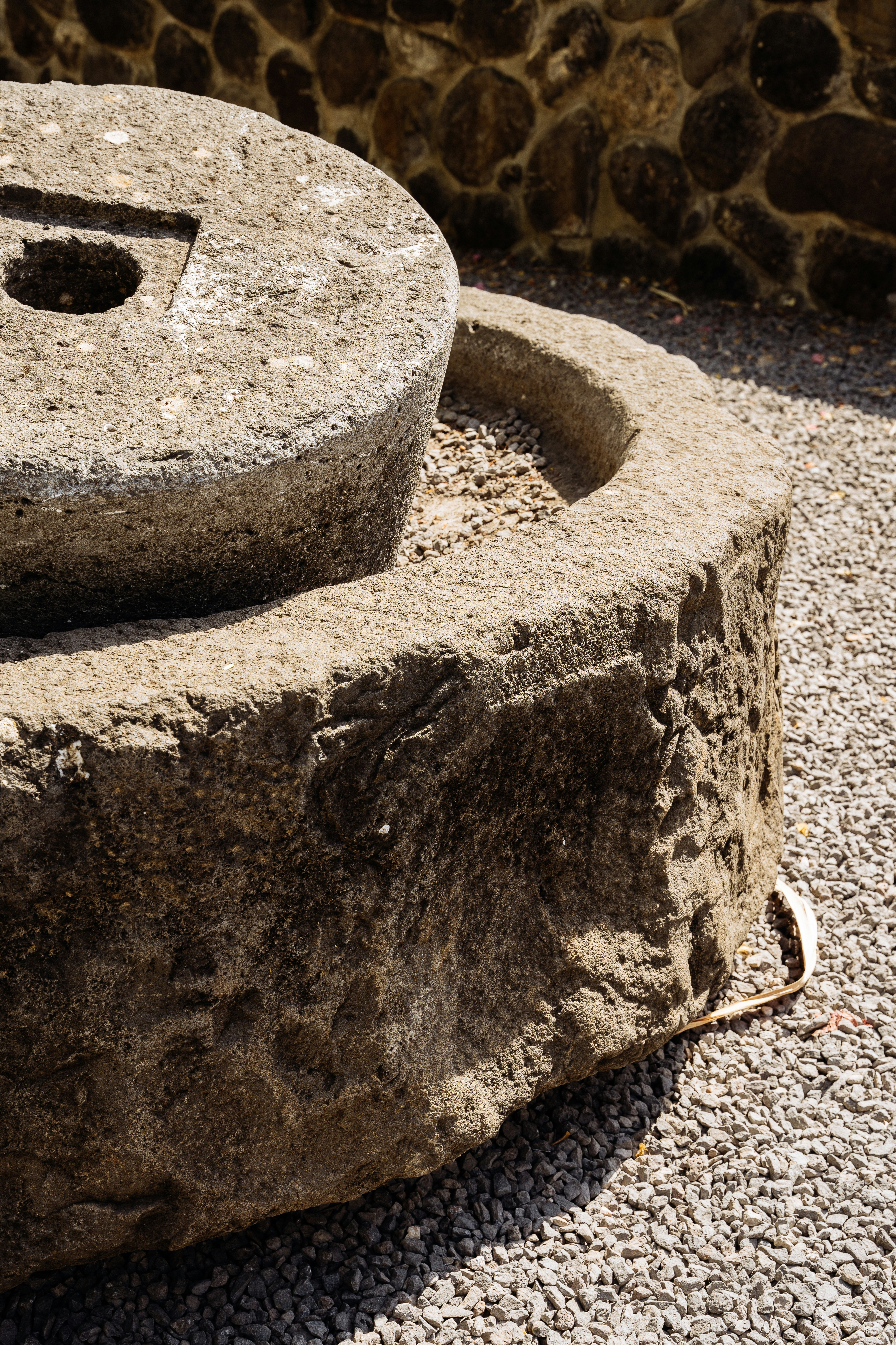 Un foyer en pierre posé sur un sol recouvert de gravier photo – Photo ...