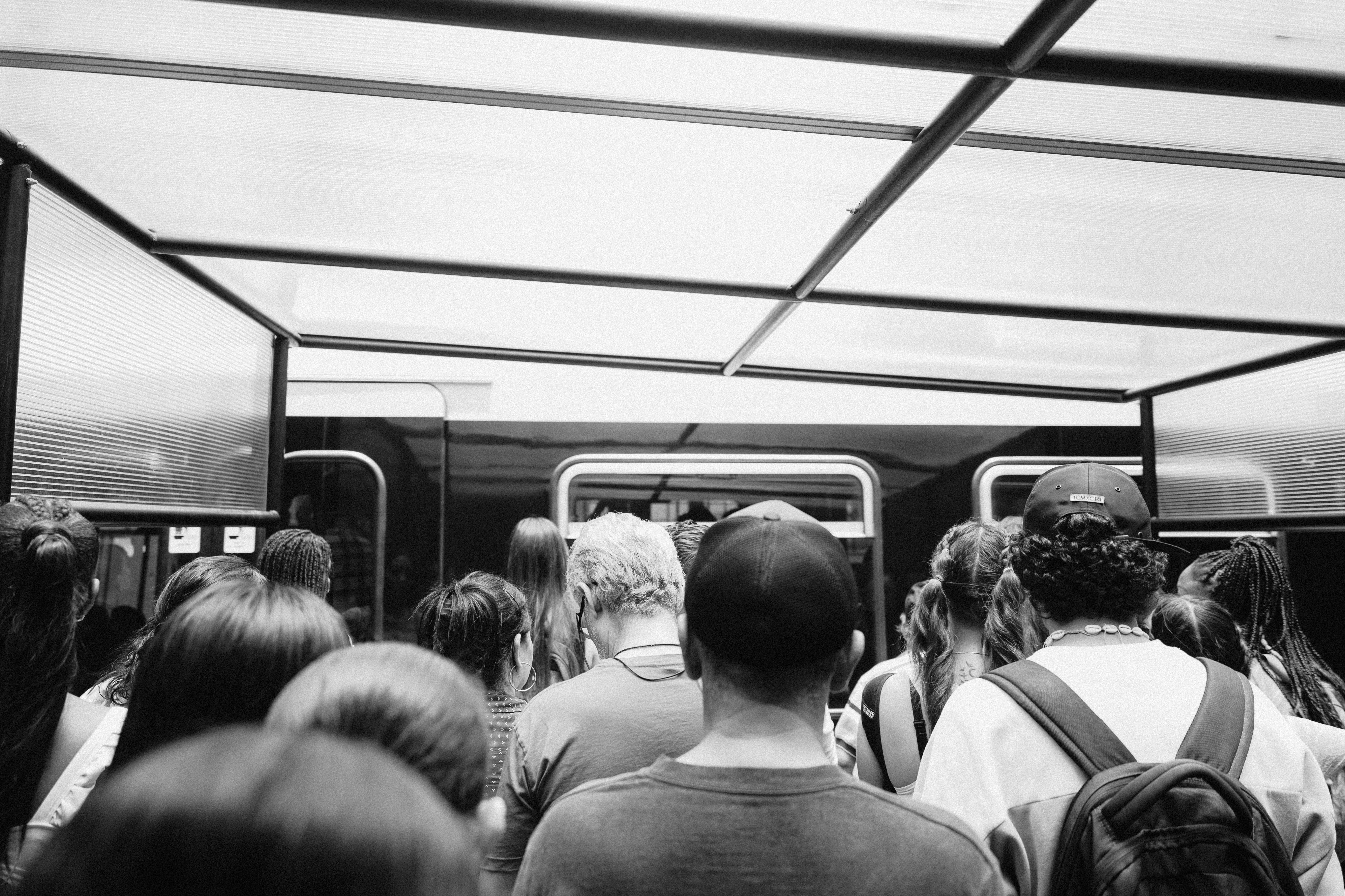 كيفية التعامل مع الخوف من الأماكن المغلقة المزدحمة بالبشر - هاو عربي