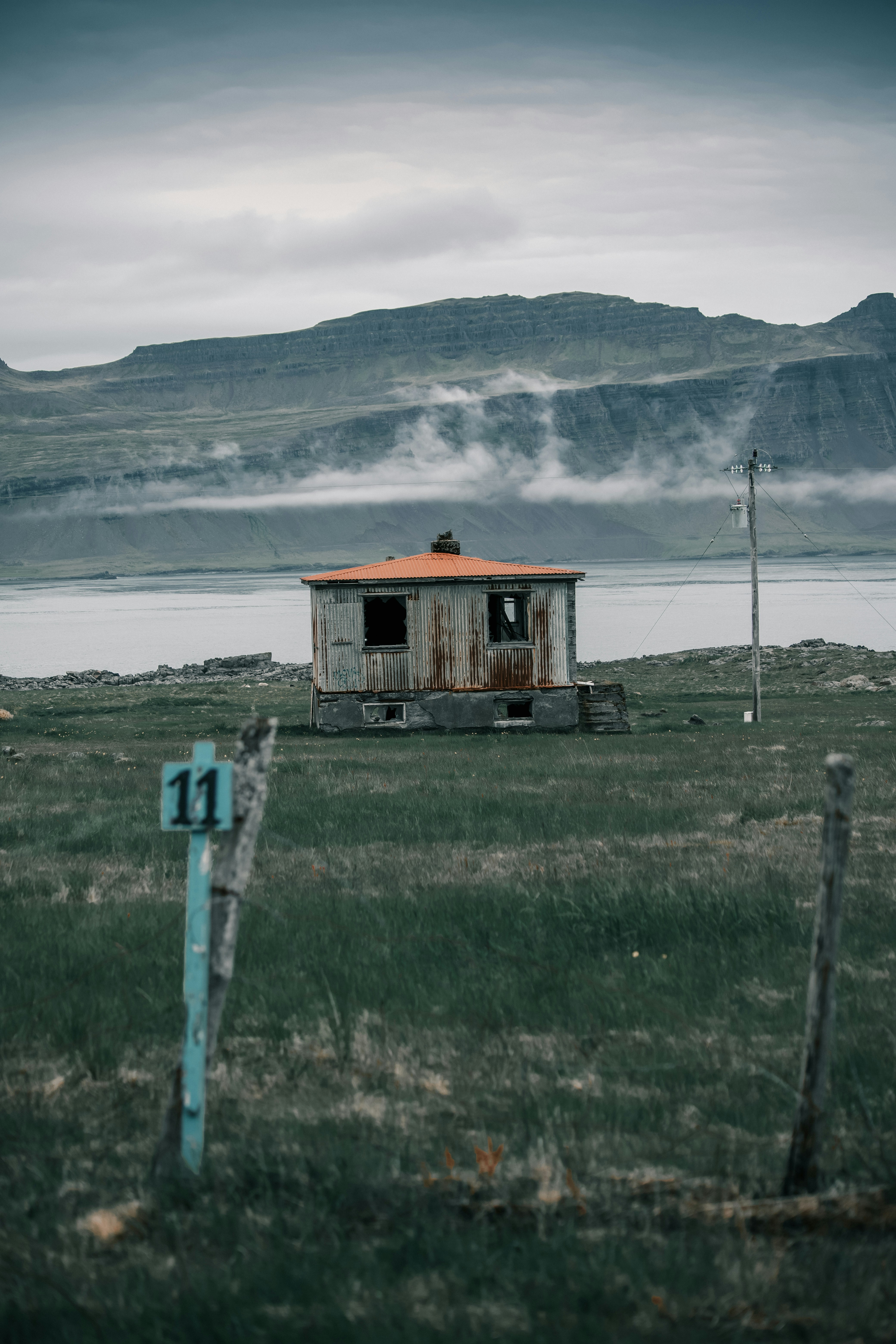 A small shack sitting on top of a lush green field photo – Free Green ...