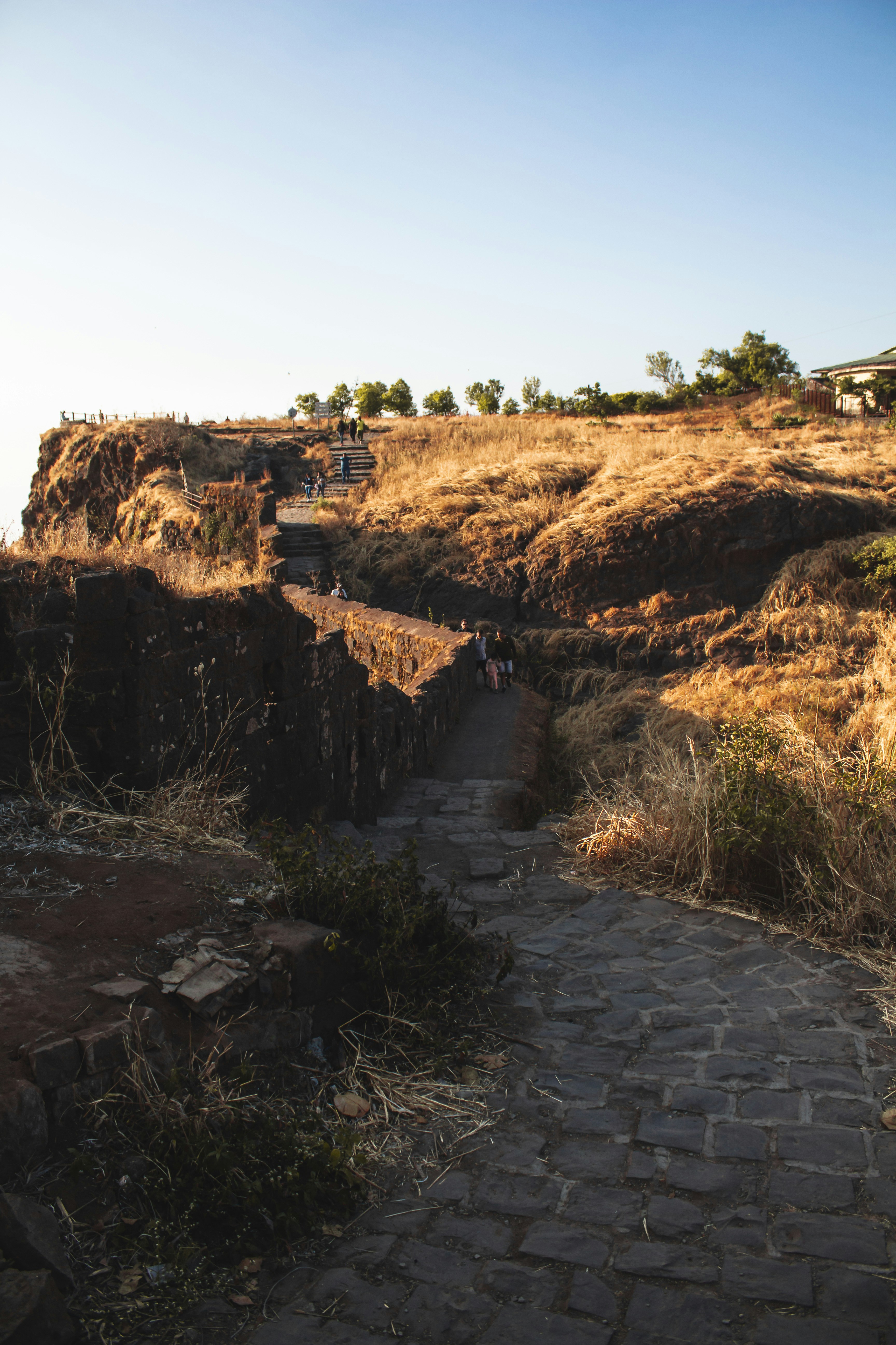 A stone path leading to a cliff photo – Free Thoptewadi Image on Unsplash