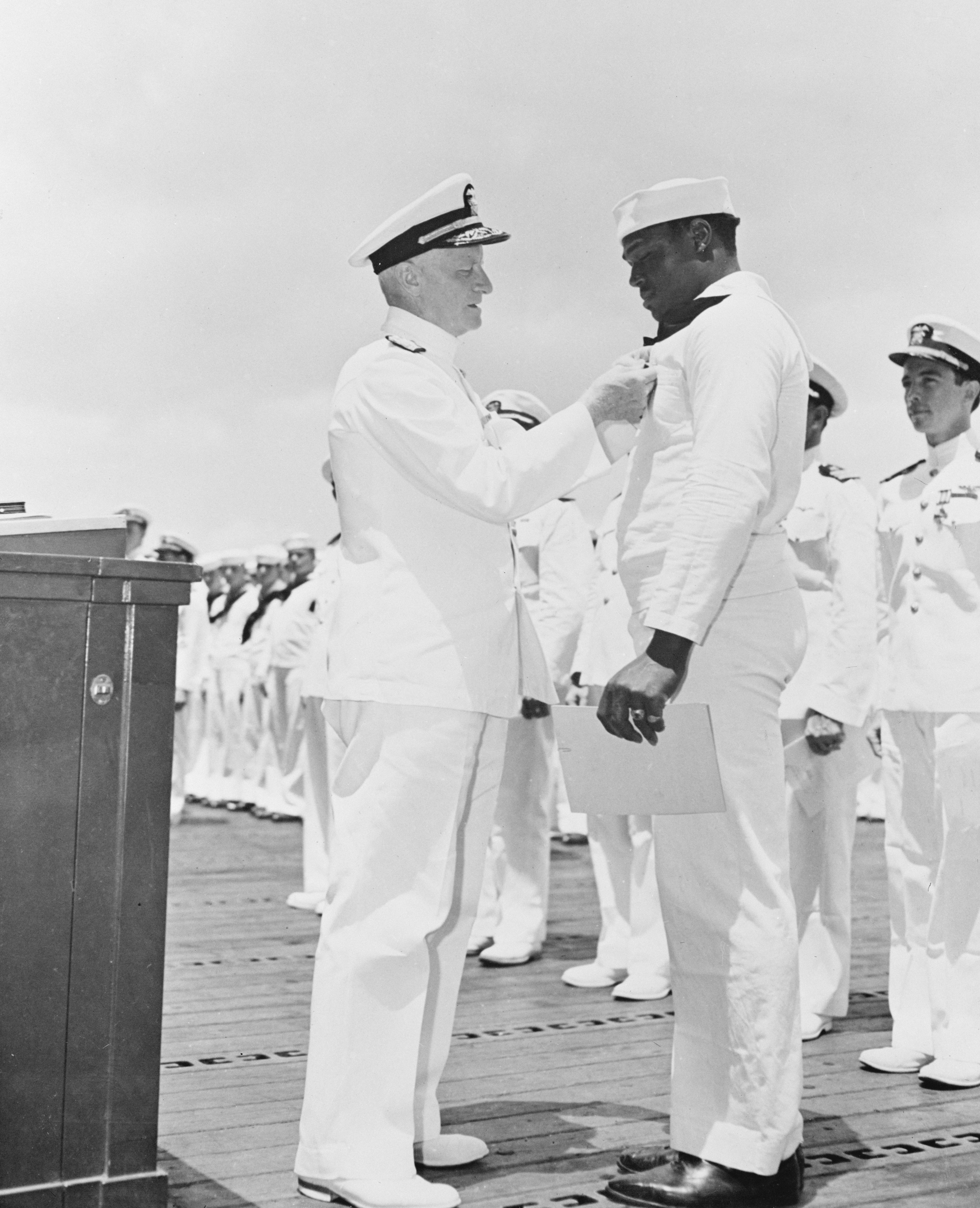 Foto El almirante Chester W. Nimitz coloca la Cruz de la Armada en ...