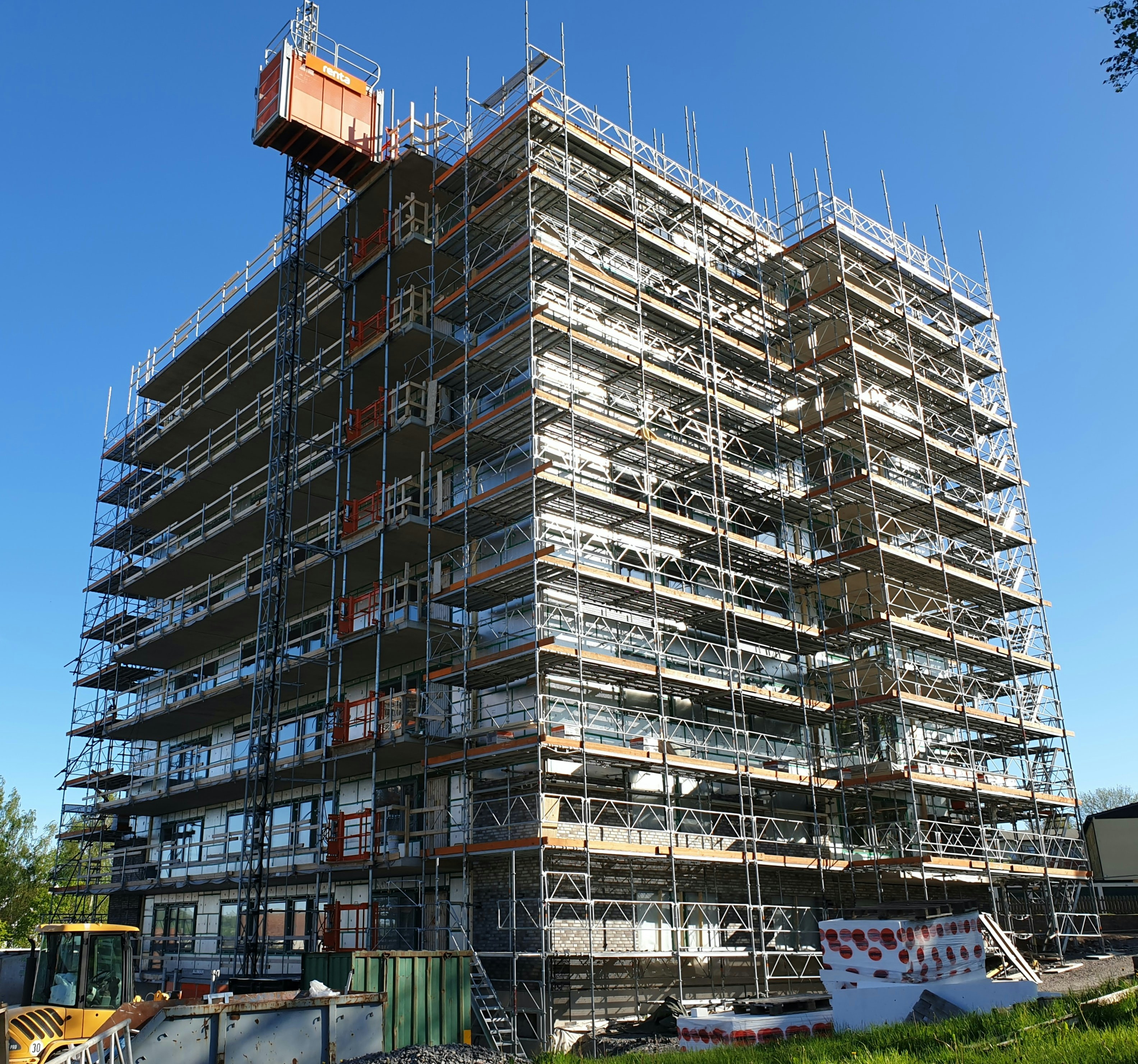 A very tall building with lots of scaffolding on it photo – Free City ...