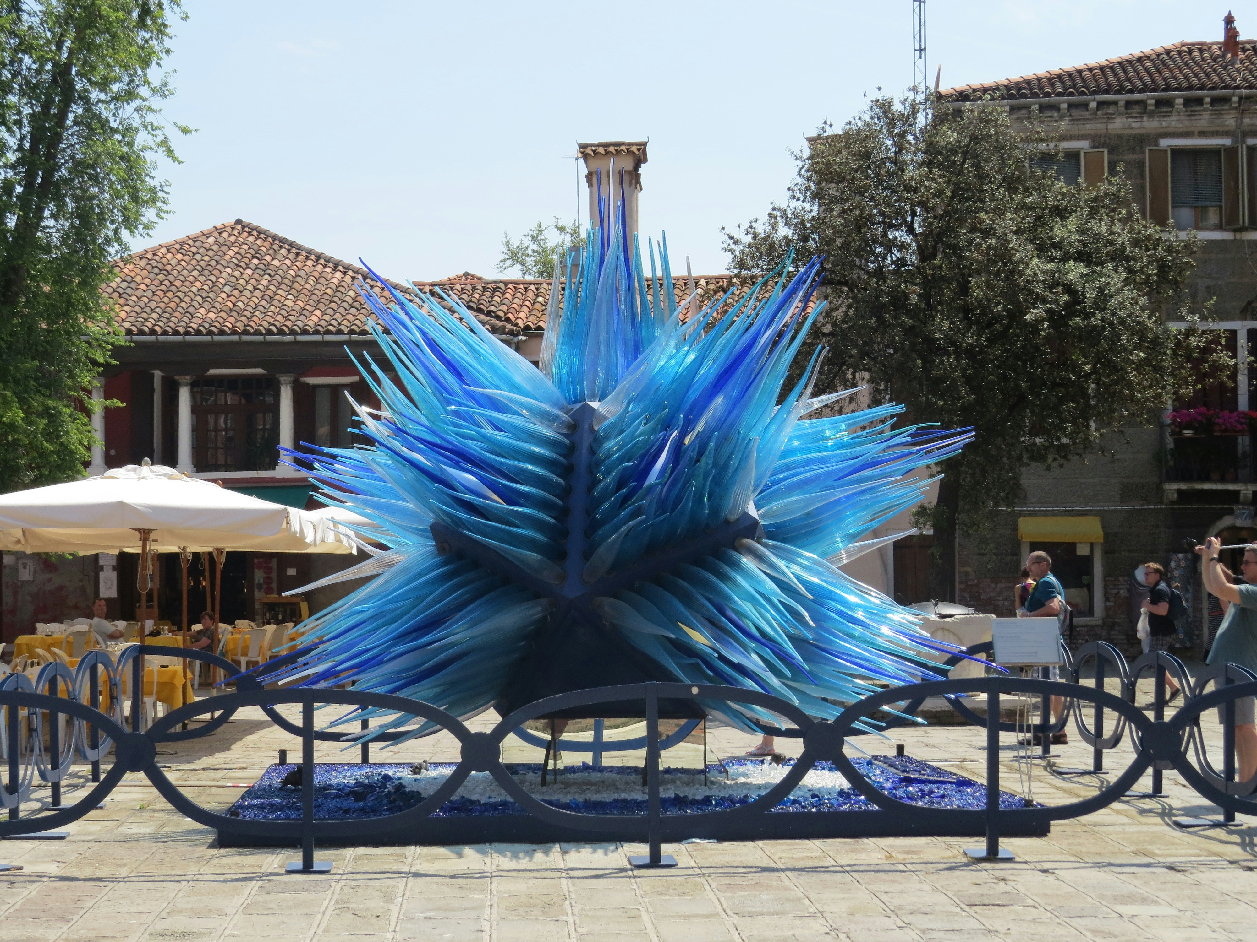 Azure Starburst Fountain Elevates a Sunlit Plaza