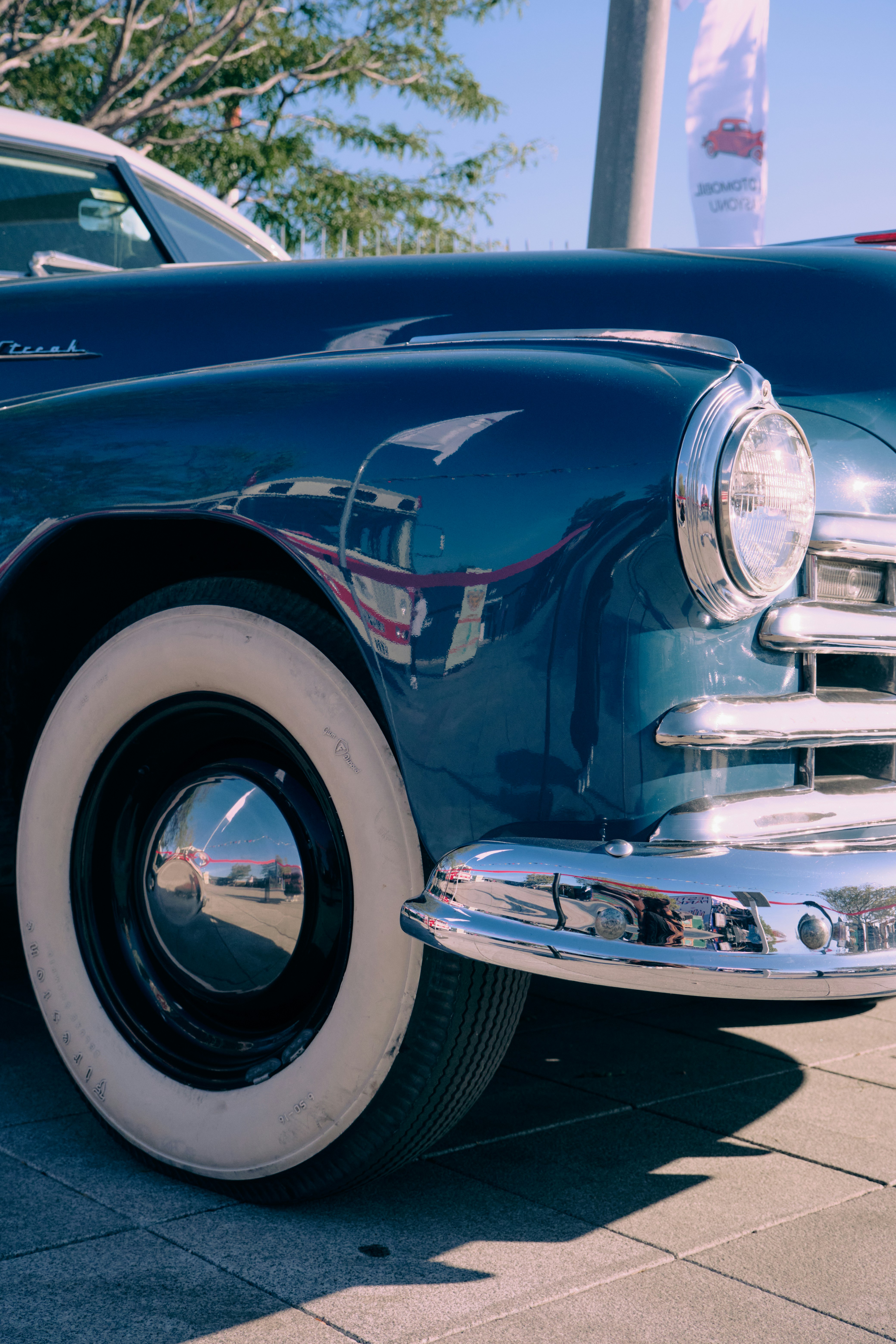 Chromed Pulse: The Curved Majesty of a Classic Blue Cadillac