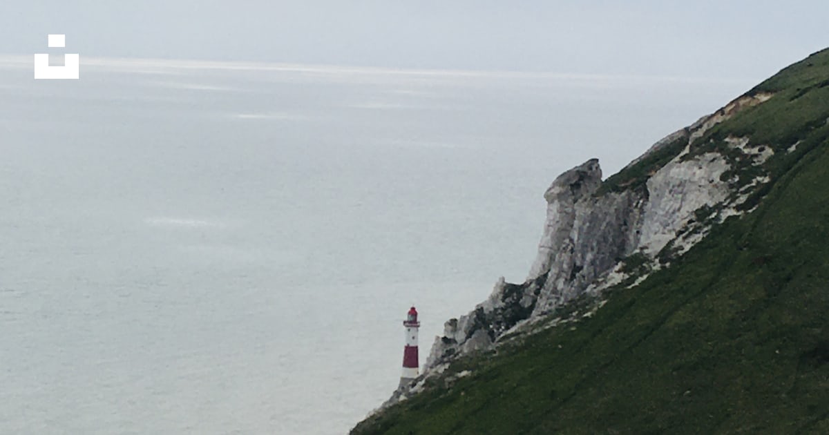 그 위에 등대가 있는 풀이 무성한 언덕 사진 Unsplash의 무료 더 비치 헤드the Beachy Head 이미지