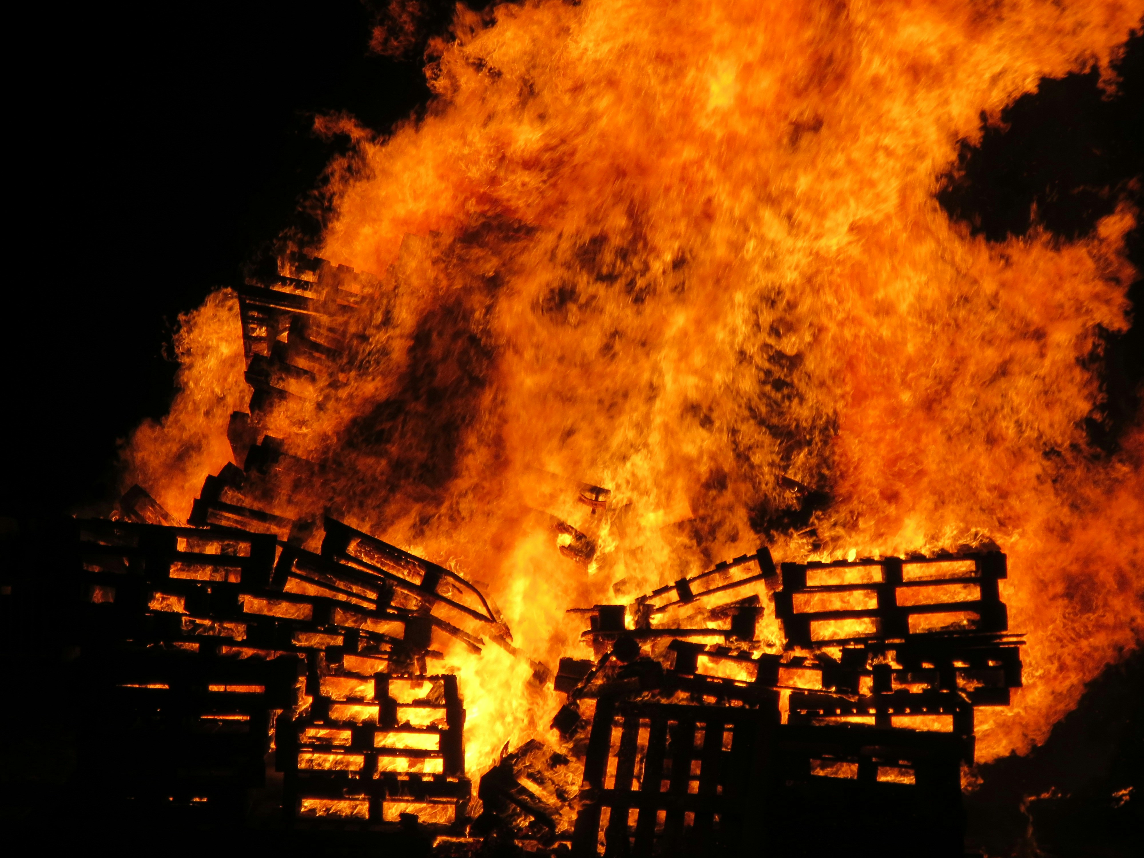 A bunch of fire burning in the dark photo – Free Fire Image on Unsplash