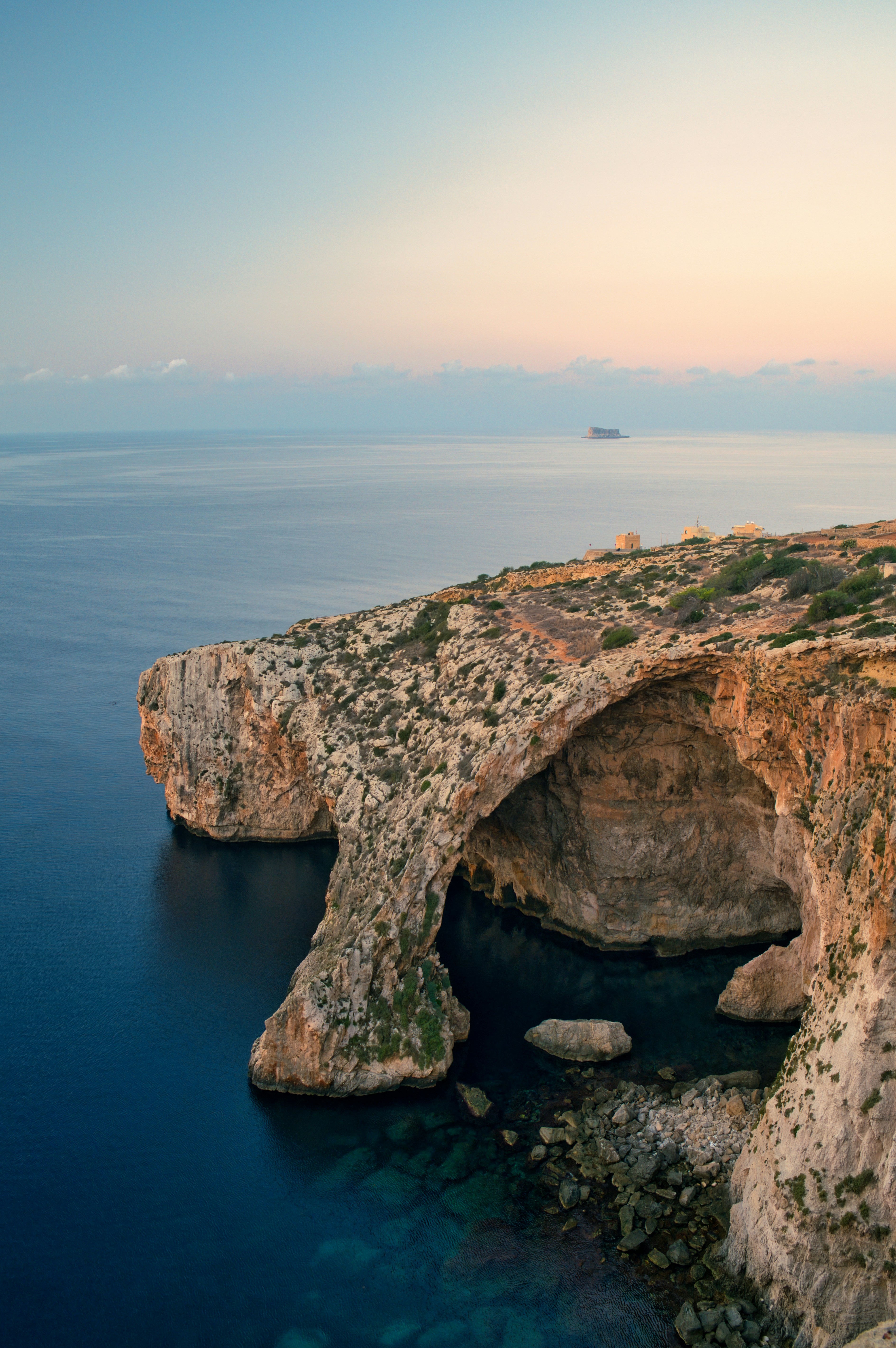 Une falaise rocheuse avec une grotte au milieu de l’océan photo – Image ...