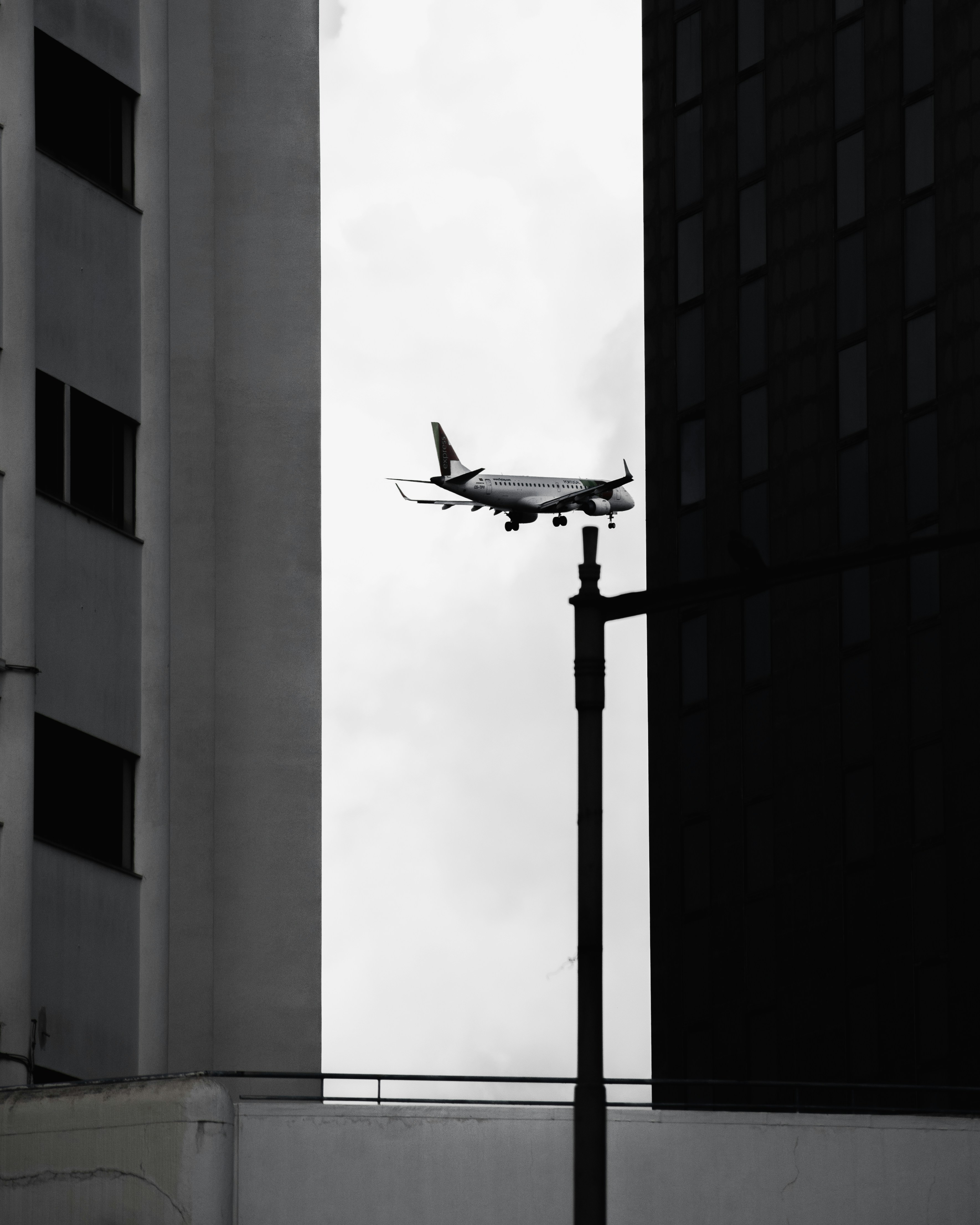 Jet Between Skyscrapers: A Narrow Skygap Above the Street