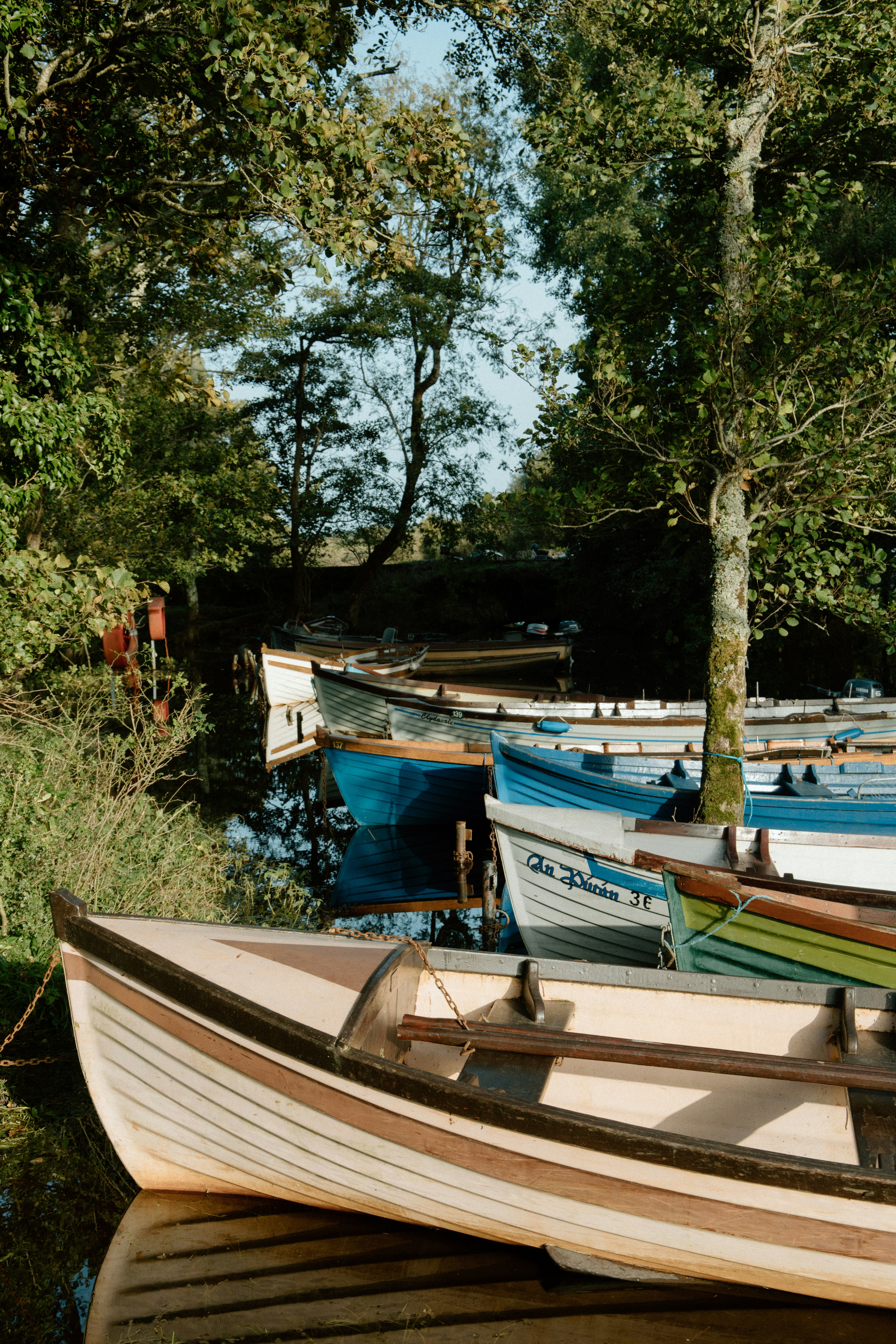 a group of boats sitting on top of a lake
