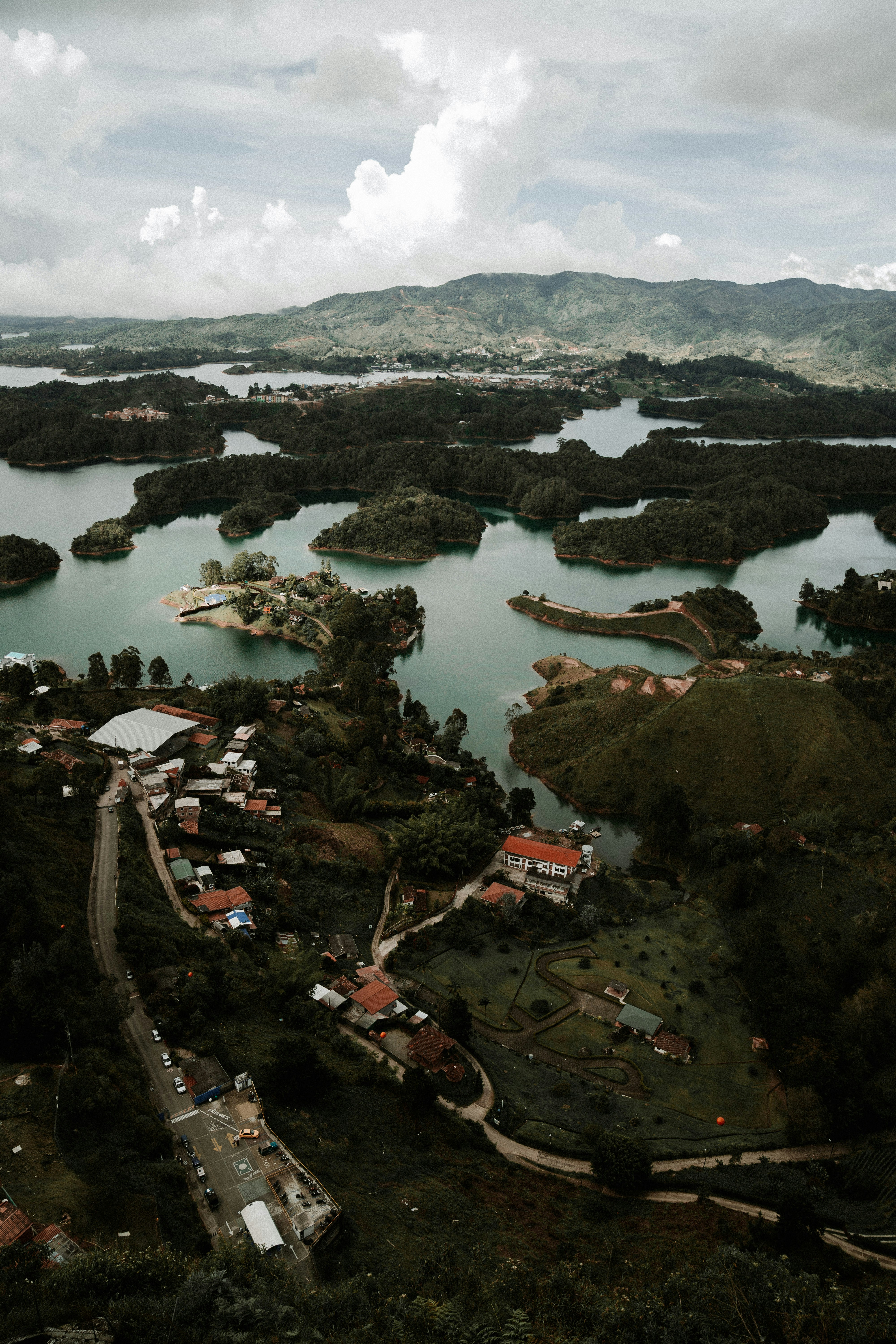 A bird's eye view of a lake surrounded by land photo – Free Guatapé ...
