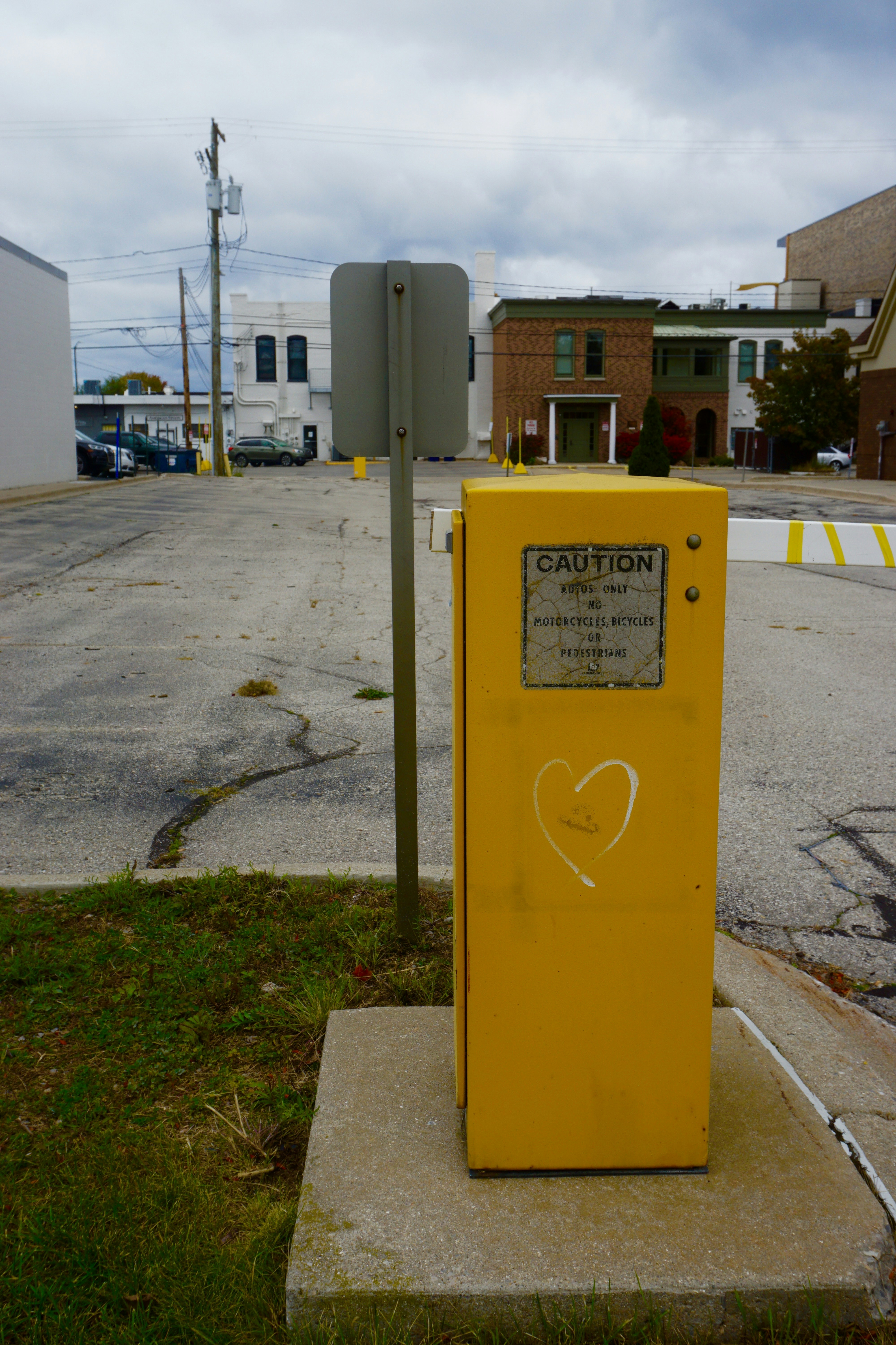 Une boîte jaune posée sur le bord d’une route photo – Image gratuite de ...