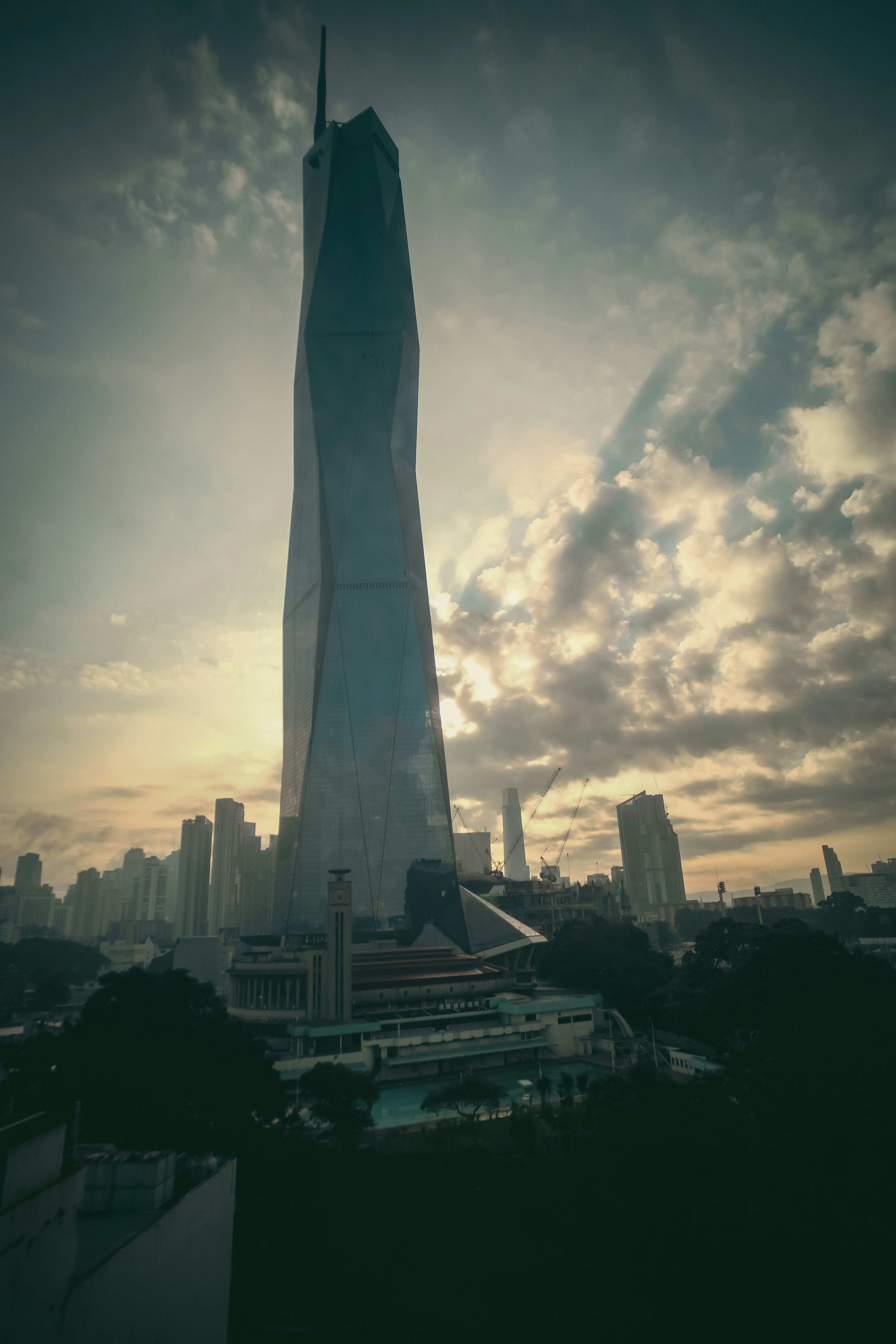 Un edificio muy alto que se eleva sobre una ciudad foto – Imagen de Fotografía de película ...