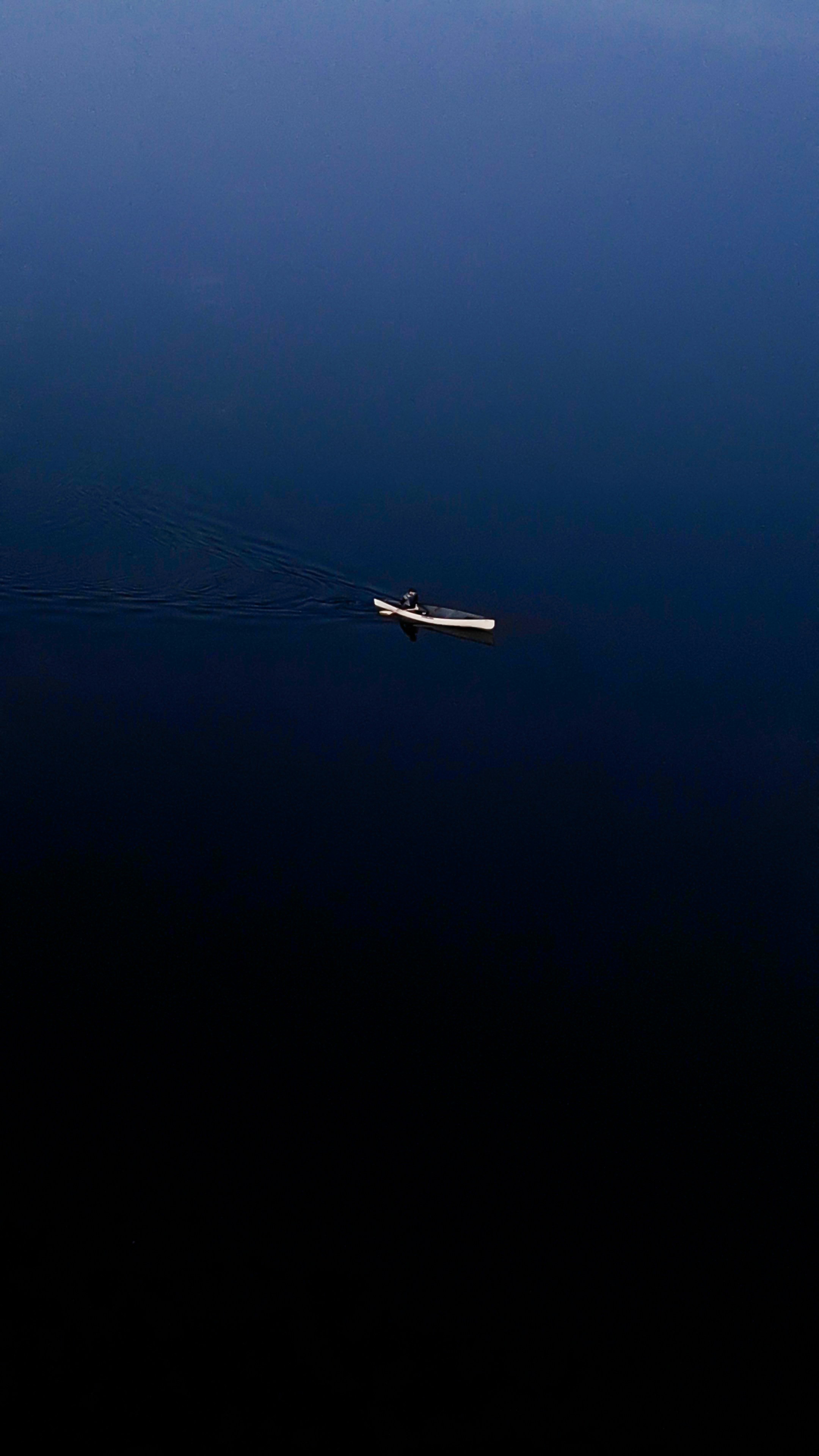 A boat floating in the middle of a body of water photo – Free Canada ...