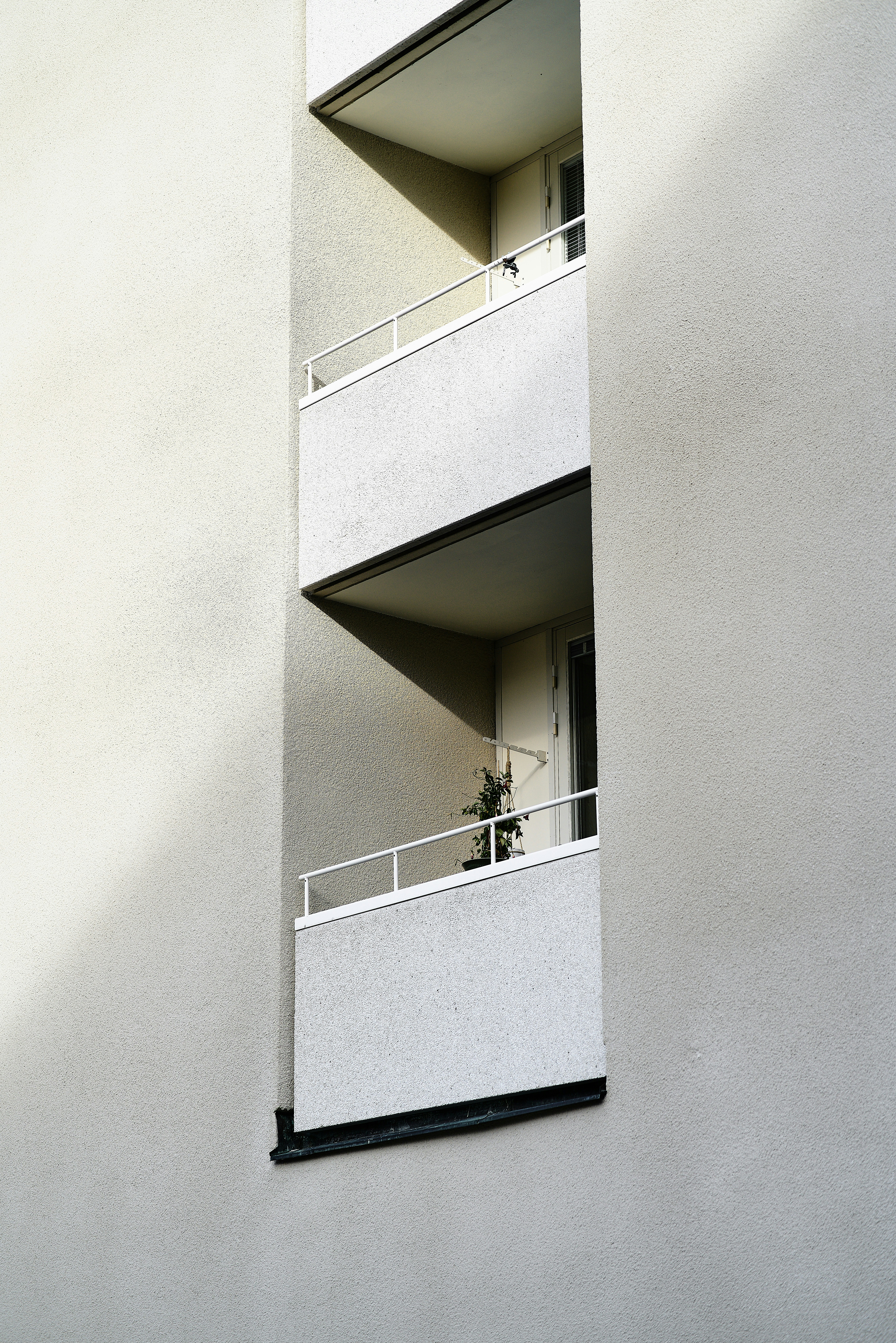 A tall white building with balconies and a balcony photo – Free Sweden Image on Unsplash