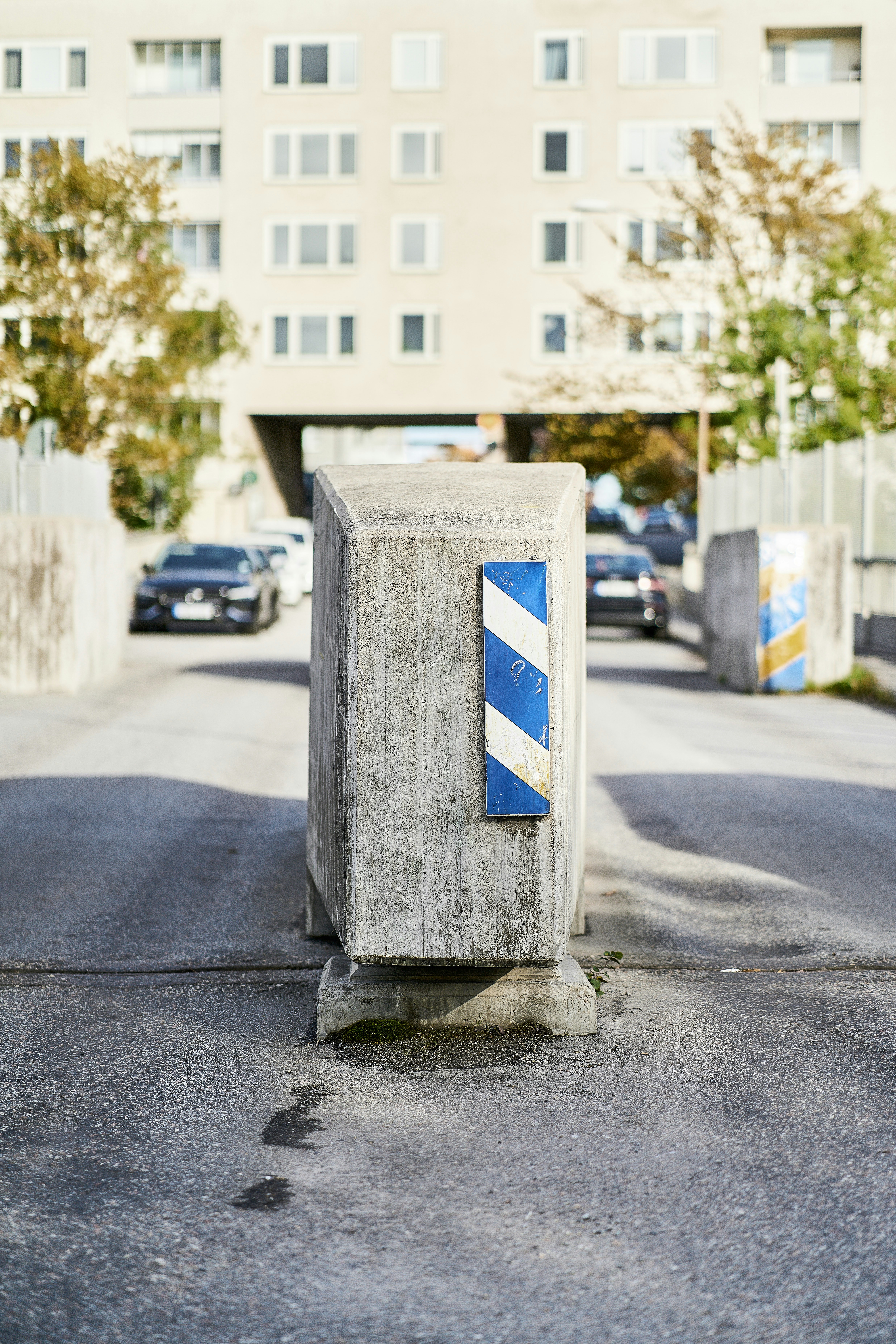 Una caja azul y blanca al costado de una carretera foto – Imagen de Coche gratuita en Unsplash