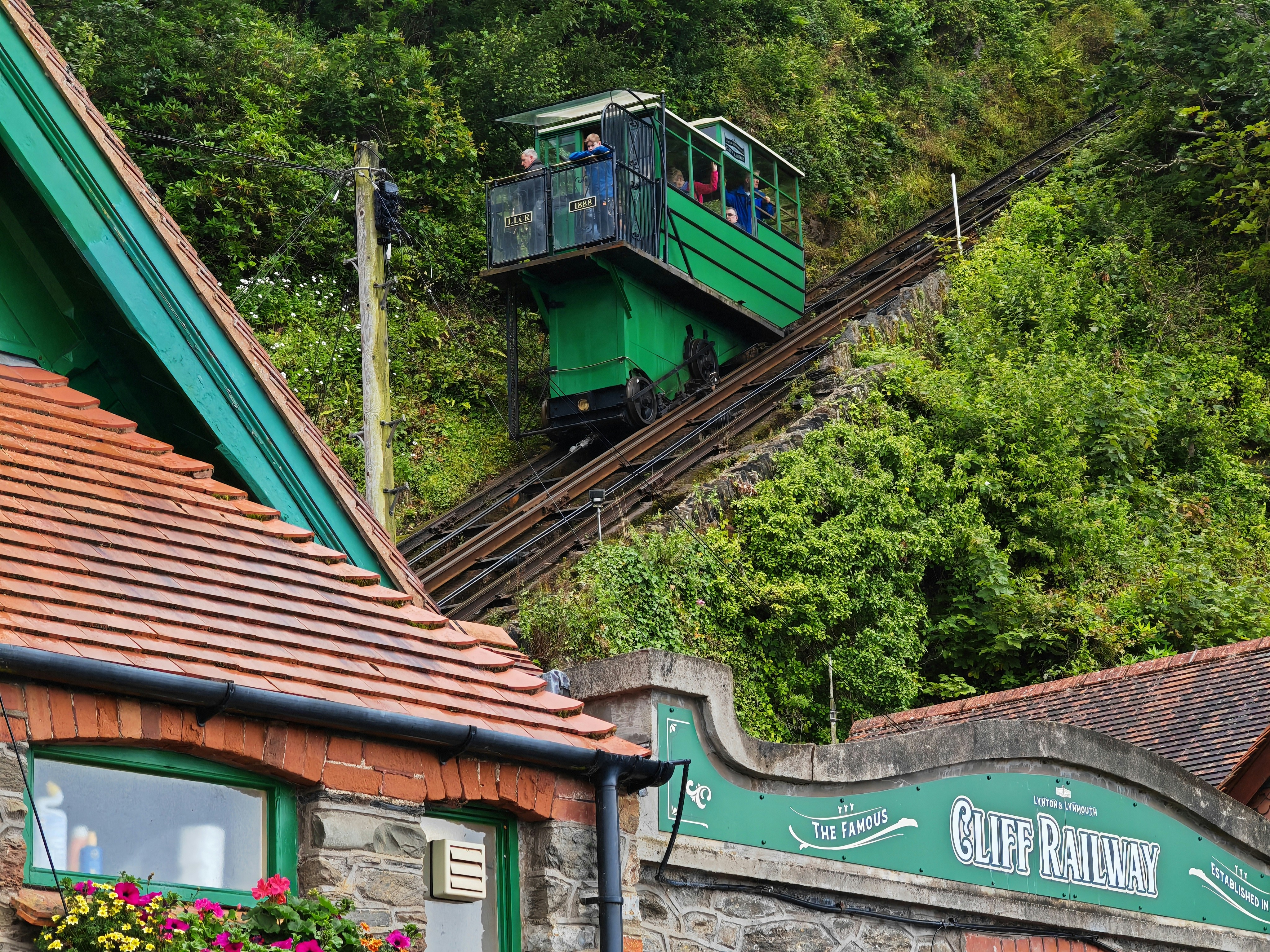 A train going up a hill on a train track photo – Free Uk Image on Unsplash