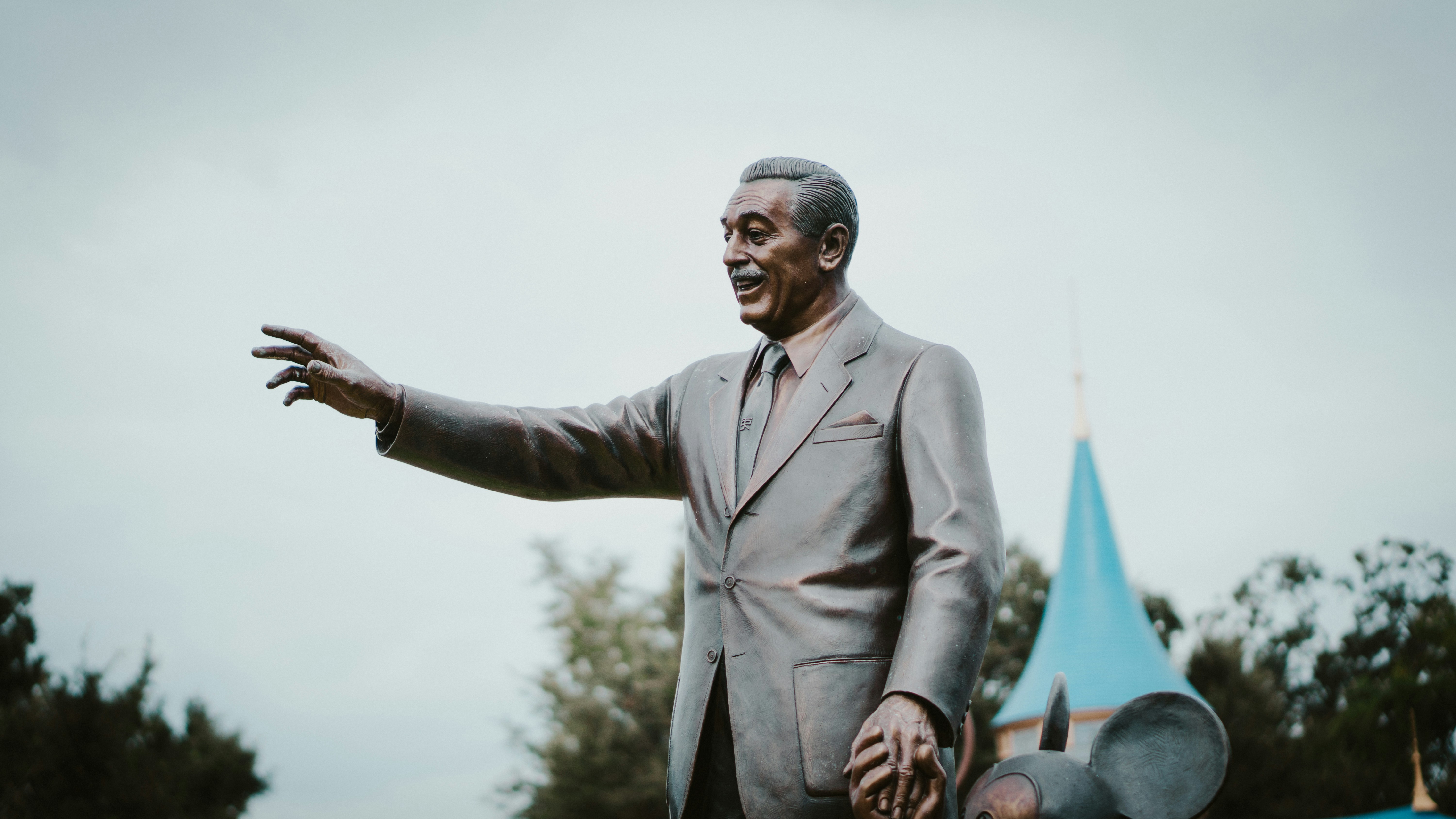 A statue of a man in a suit and tie photo – Free Walt disney world ...