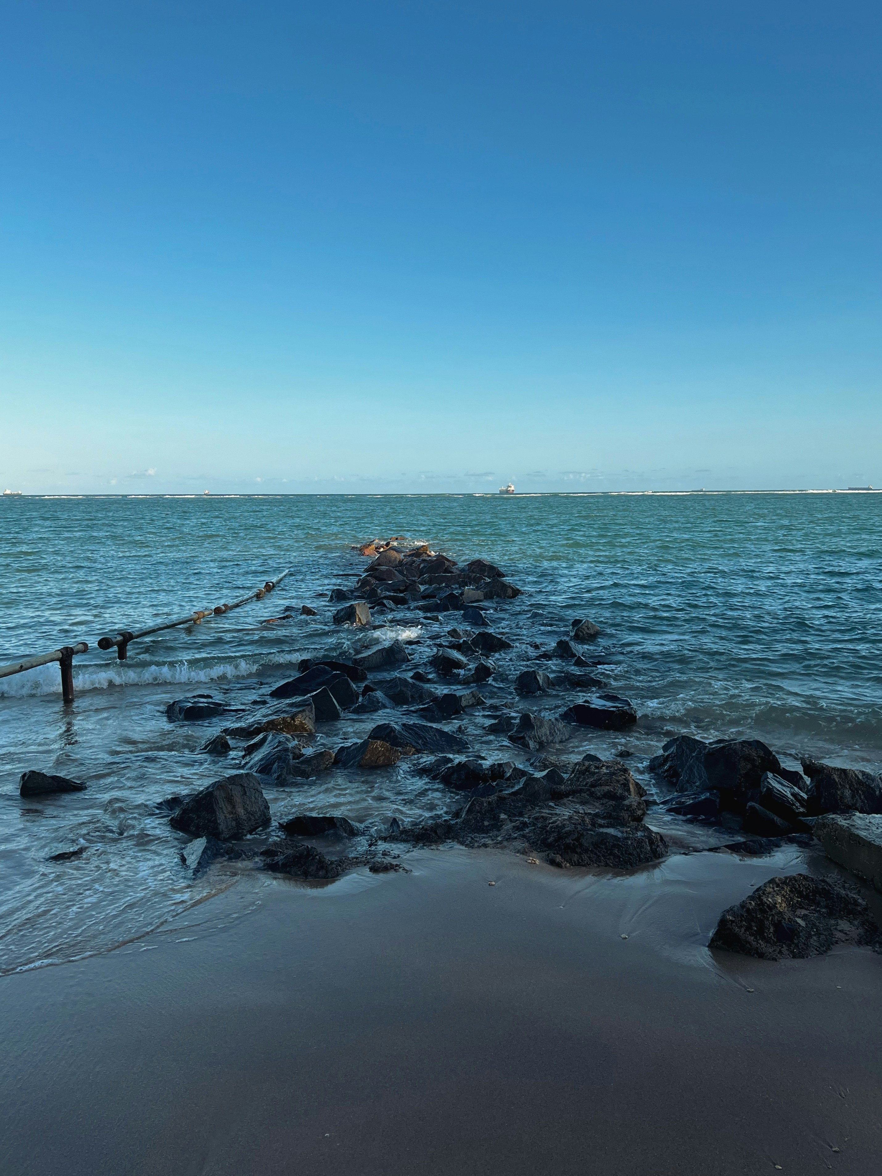 A long line of rocks sitting on top of a beach photo – Free Vera cruz ...