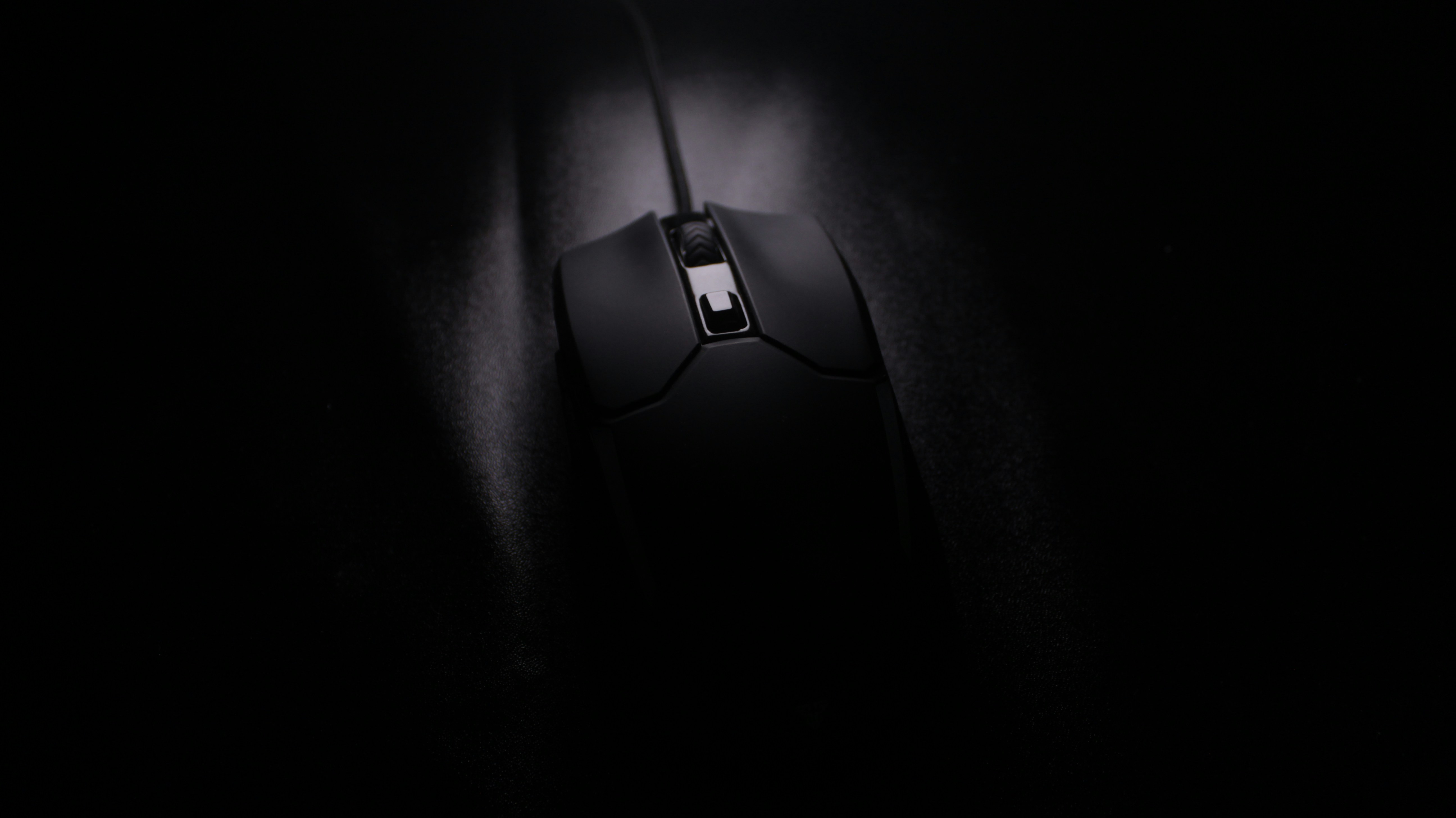 A computer mouse sitting on top of a black surface photo – Free Mouse ...