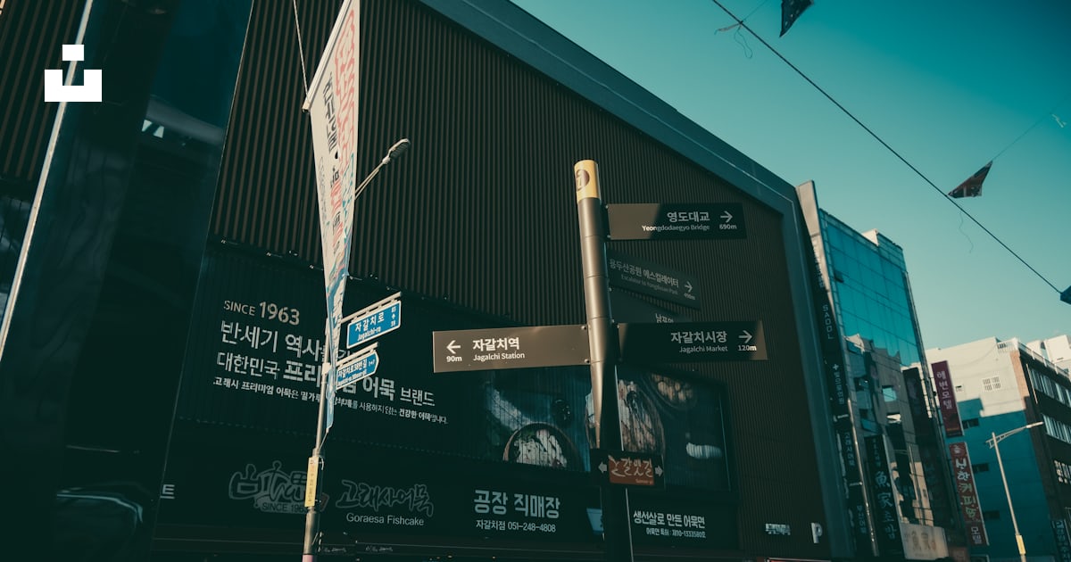건물과 도로 표지판이 있는 거리 모퉁이 사진 Unsplash의 무료 부산 이미지